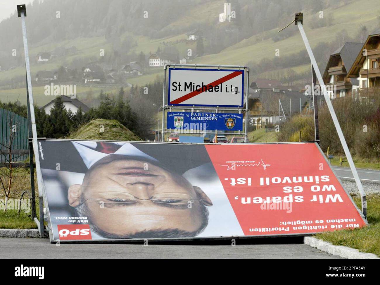 Einen Wahlplakatstaender der SPOE hat am Freitag, 15. Nov. 2002 in St ...