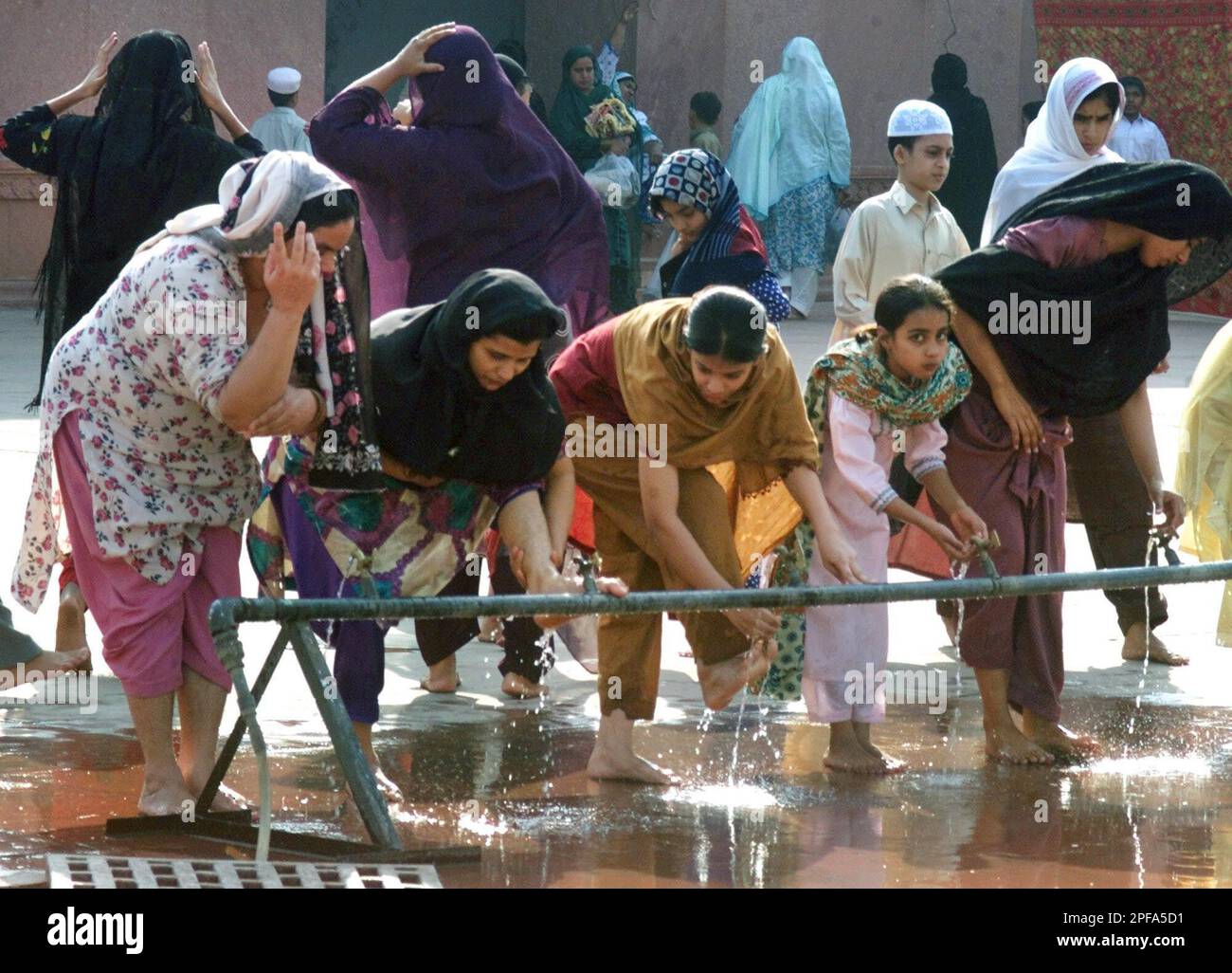 Pakistani women get ready for evening prayers at historical mosque in ...