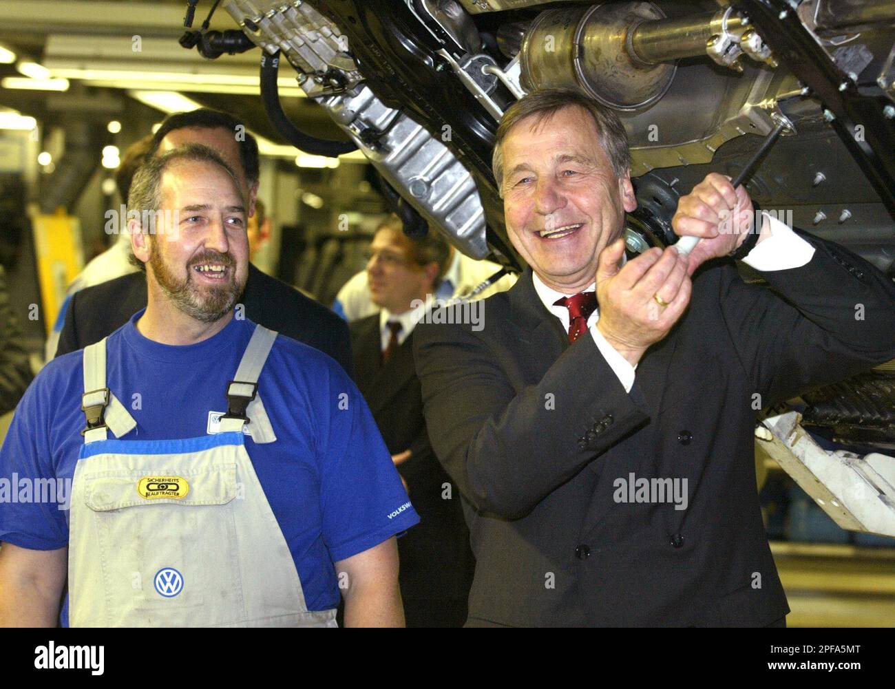 Der Bundesminister fuer Wirtschaft und Arbeit Wolfgang Clement, rechts ...