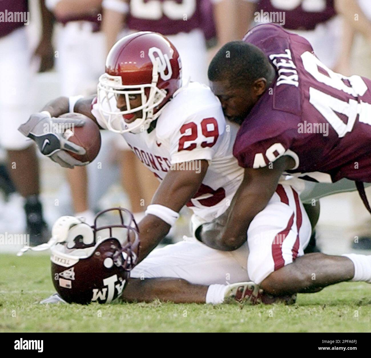Texas A&M's Terrance Kiel (48) loses his helmet as he tackles Oklahoma ...
