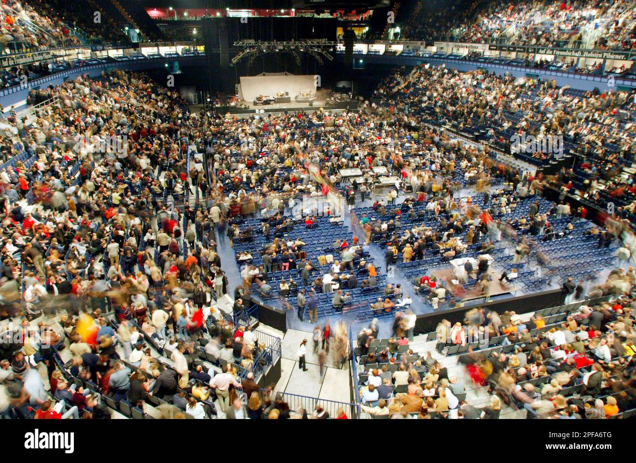 Rund 15000 Zuschauer verfolgen am Freitag, 8.Nov. 2002 in der Hamburger ...