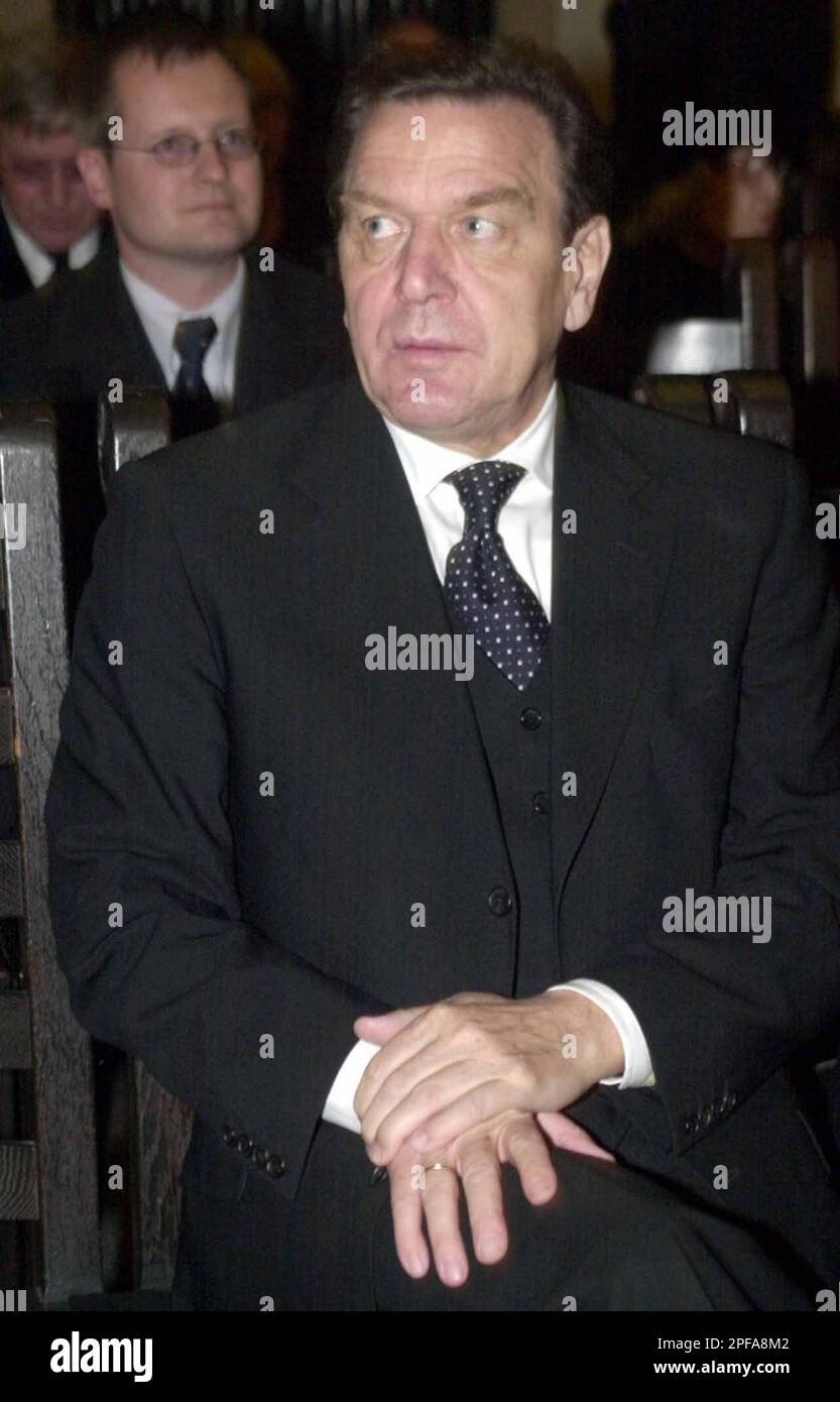 Bundeskannzler Gerhard Schroeder nimmt am Samstag, 2. Nov. 2002, an der ...