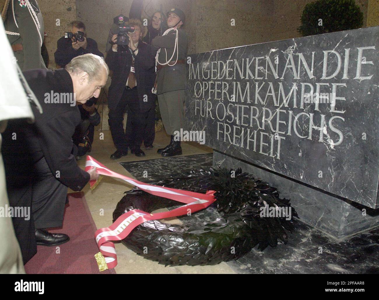 Bundespraesident Thomas Klestil legt am Samstag, 26. Okt. 2002 anlaesslich des ...