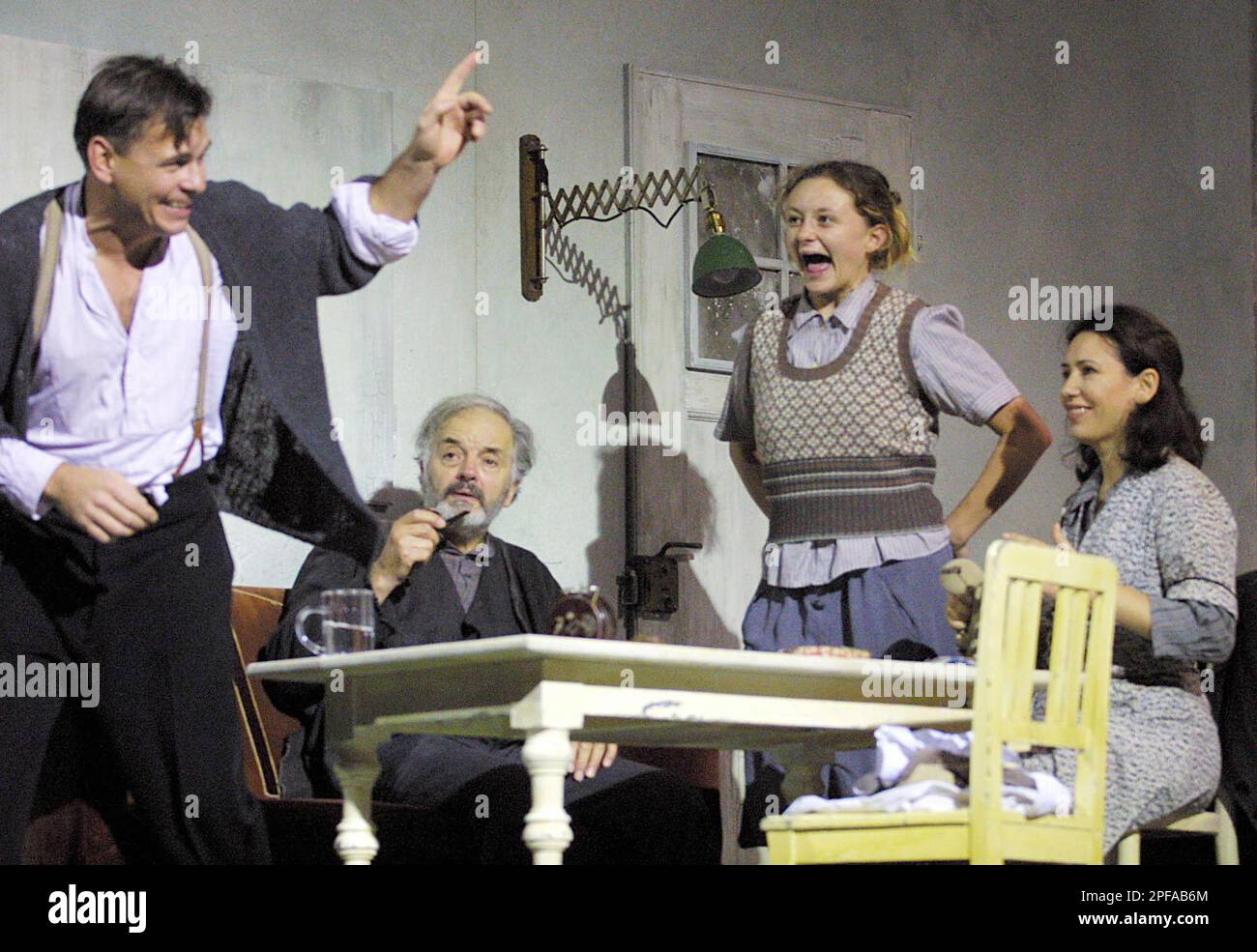 Peter Scholz in der Rolle des Fotografen Hjalmar, Eugen Stark als der ...