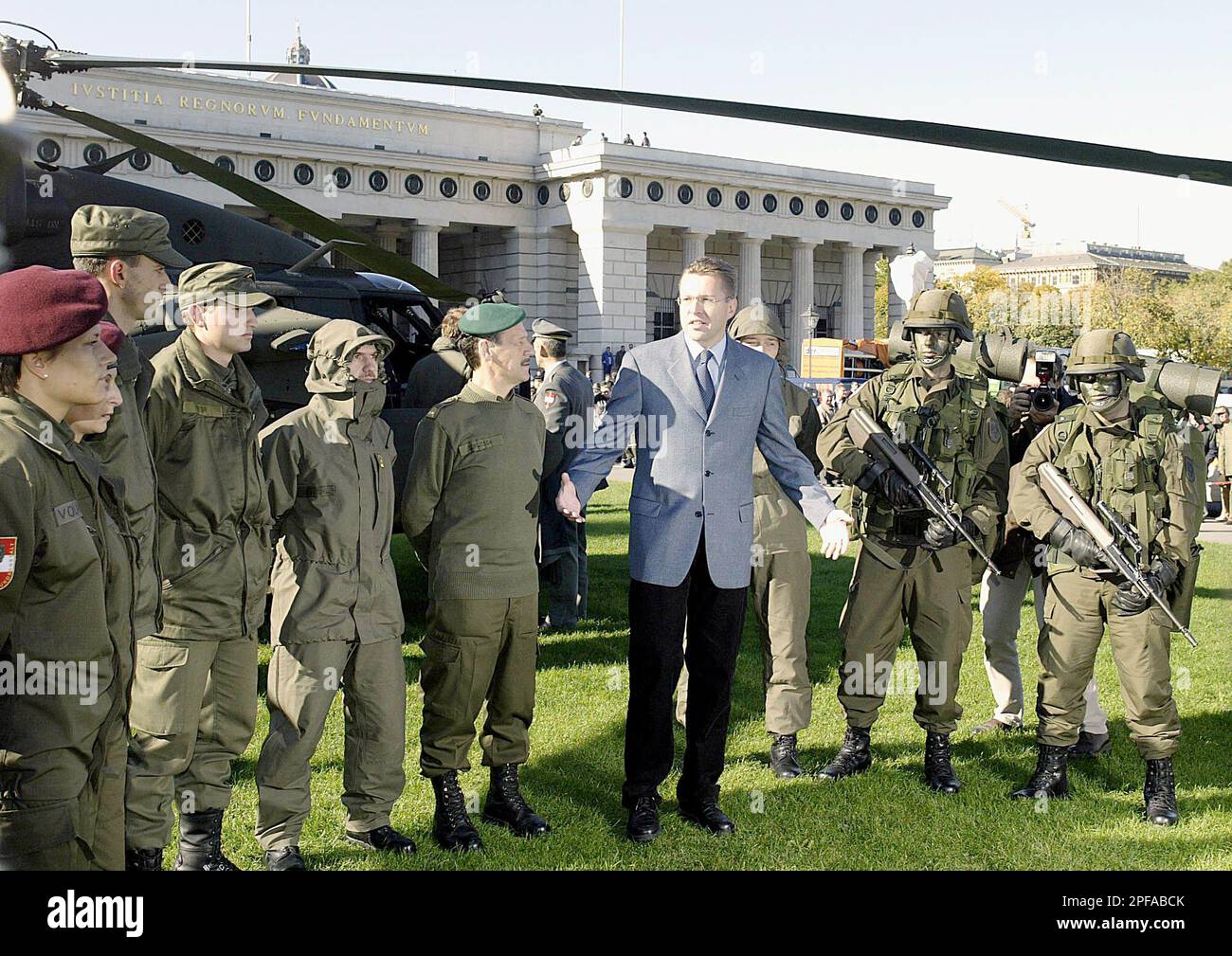 Verteidigungsminister Herbert Scheibner und Wiens Militaerkommandant ...