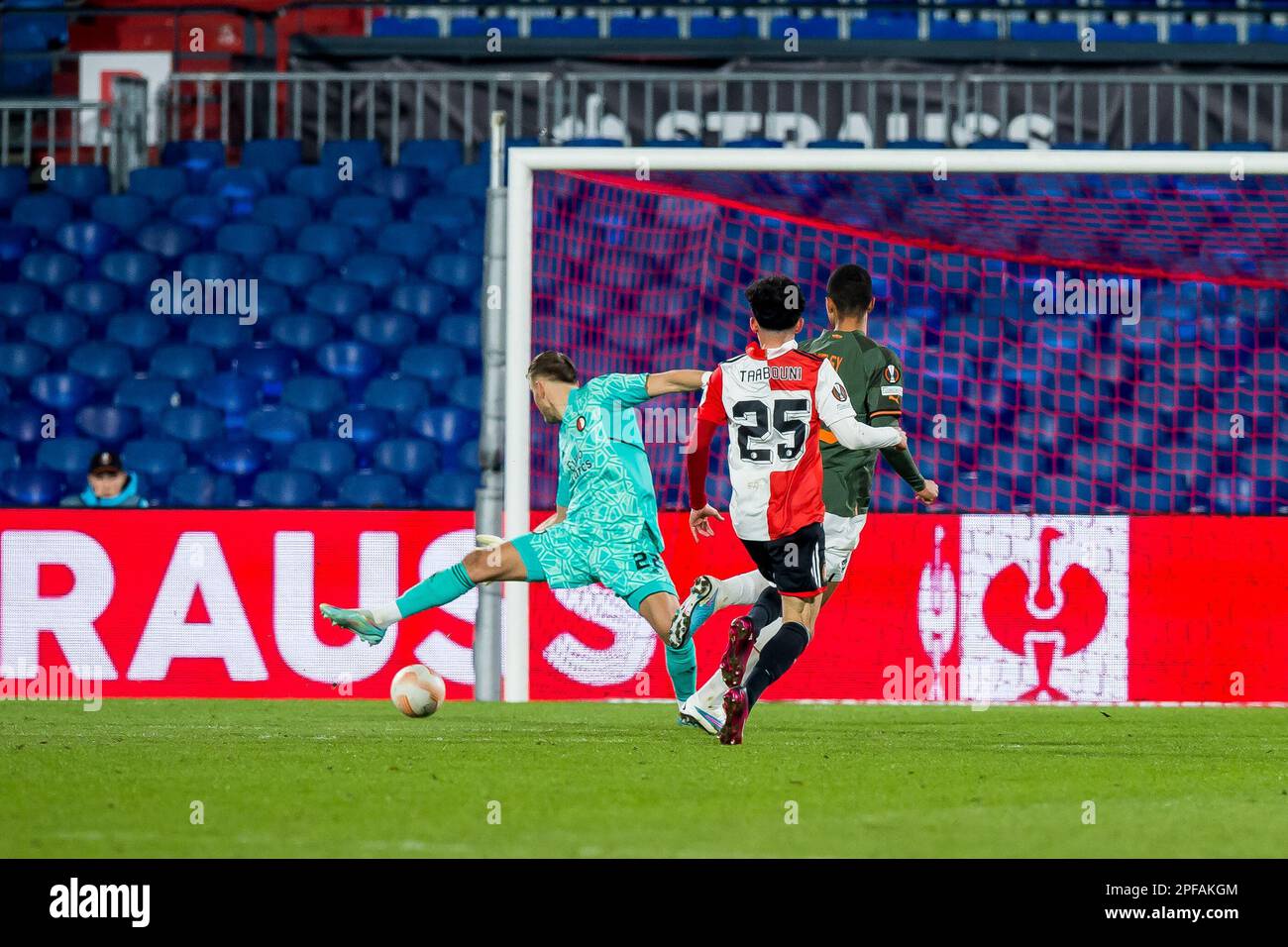 ROTTERDAM - (r) Kevin Kelsy of Shakhtar Donetsk scores the 7-1, (l ...