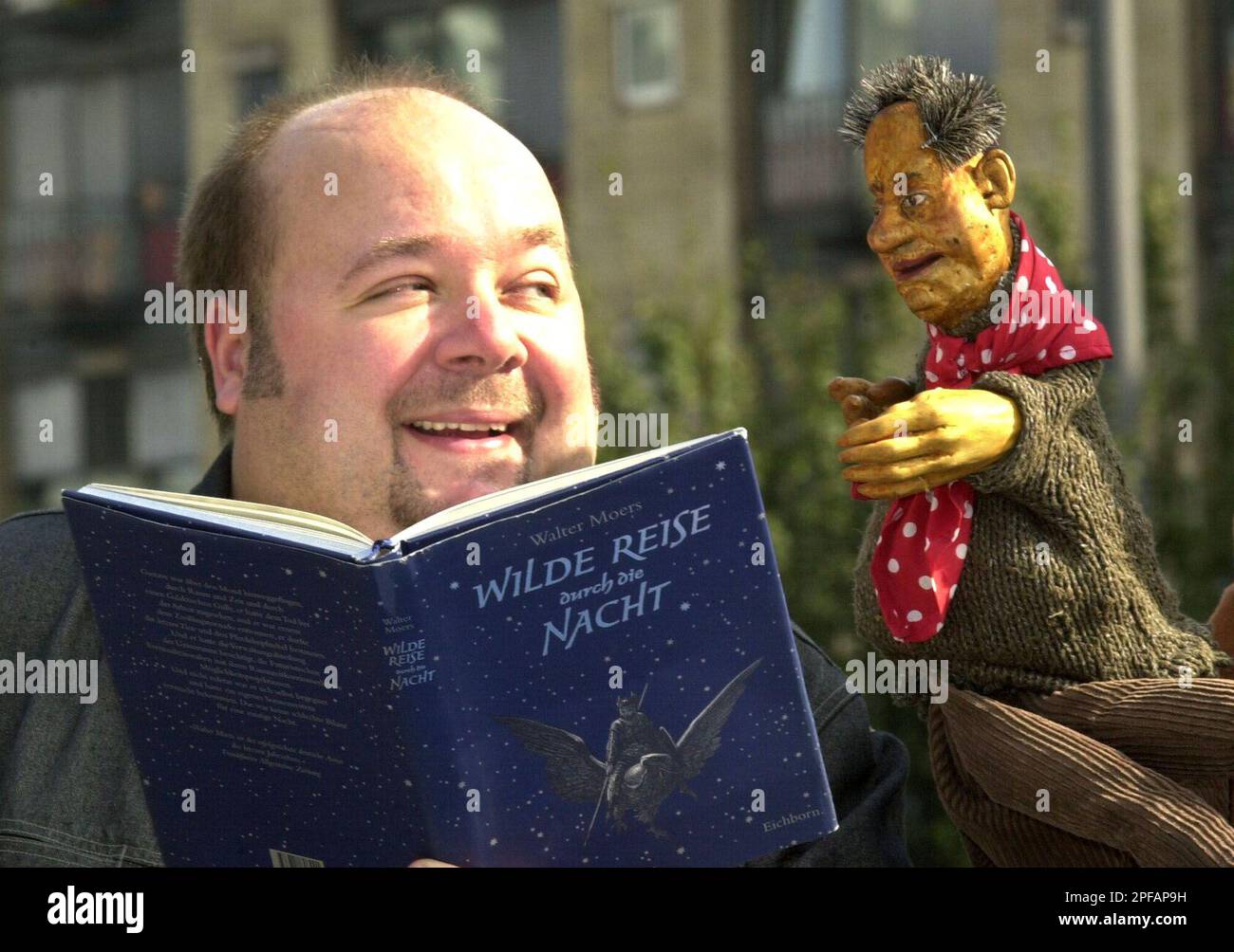 Der Comedian Dirk Bach laesst sich am Freitag, 20. September 2002, in ...