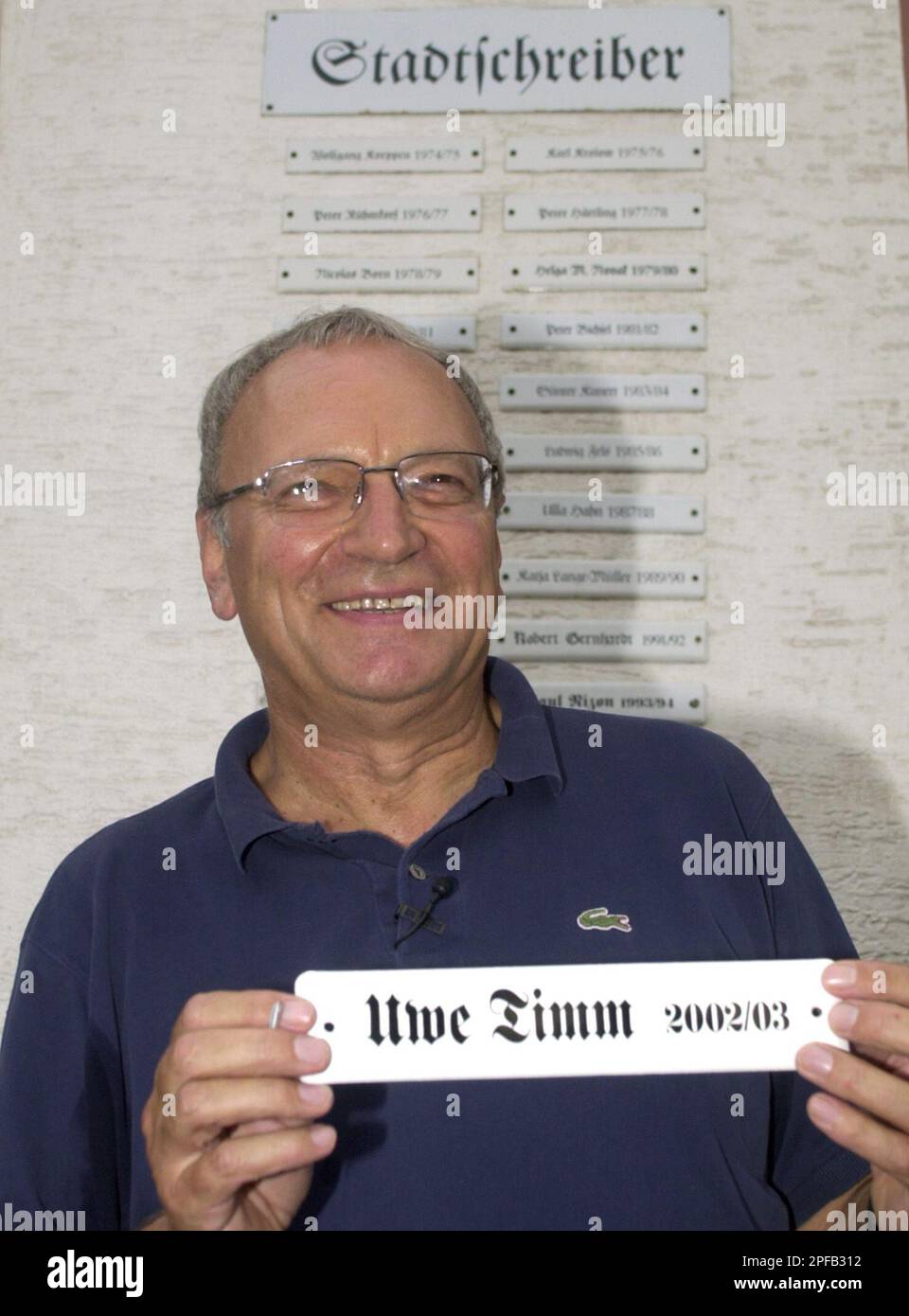 Der neue Stadtschreiber von Frankfurt Bergen-Enkheim, Uwe Timm, haelt ...