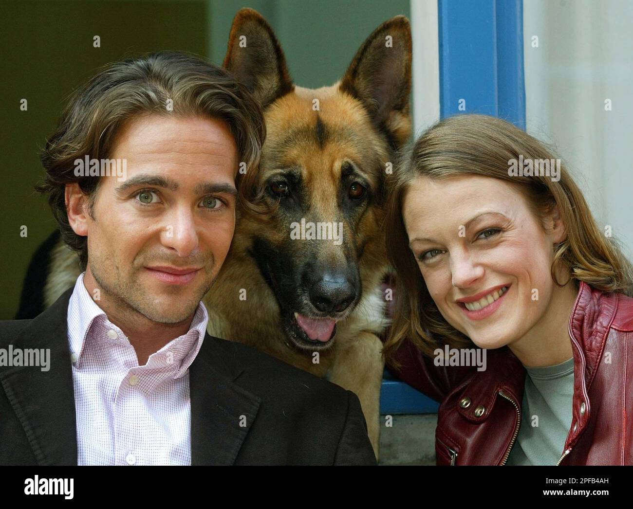 Die Schauspieler Alexander Pschill, links, und Elke Winkens posieren am ...