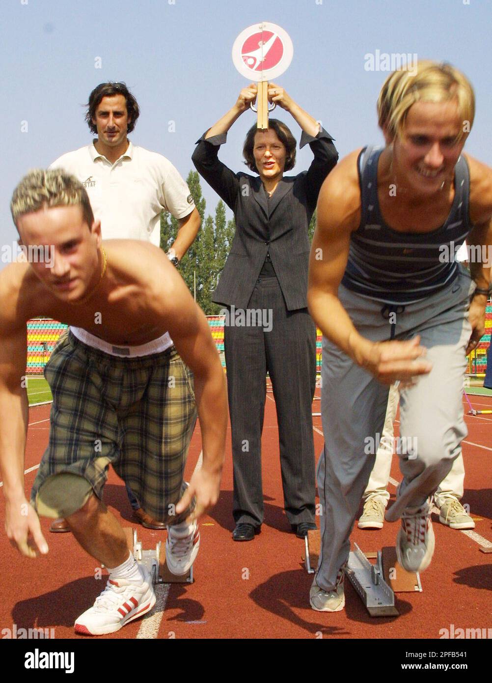 Die Ehefrau des Bundespraesidenten Christina Rau, Mitte, gibt als ...