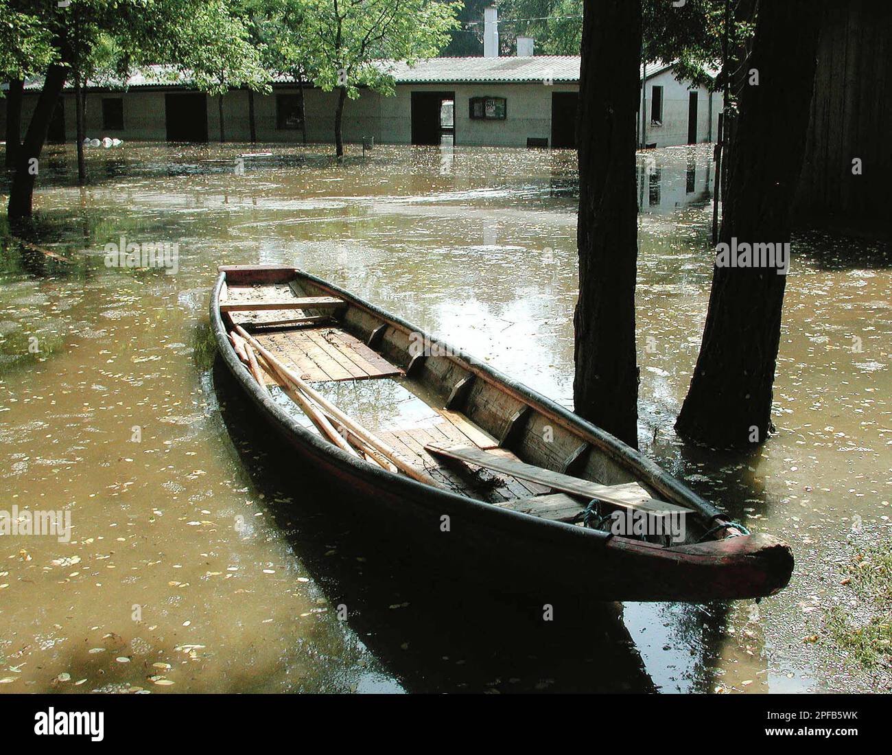 Ein Boot steht am Montag, 19. Aug. 2002 im niederoesterreichischen Utzenlaa bei Grafenwoerth, wo ...