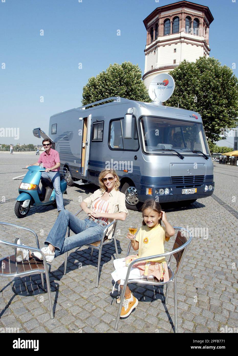 Jasmine, Verena und Ingo posieren am Donnerstag, 15. August 2002 vor ...