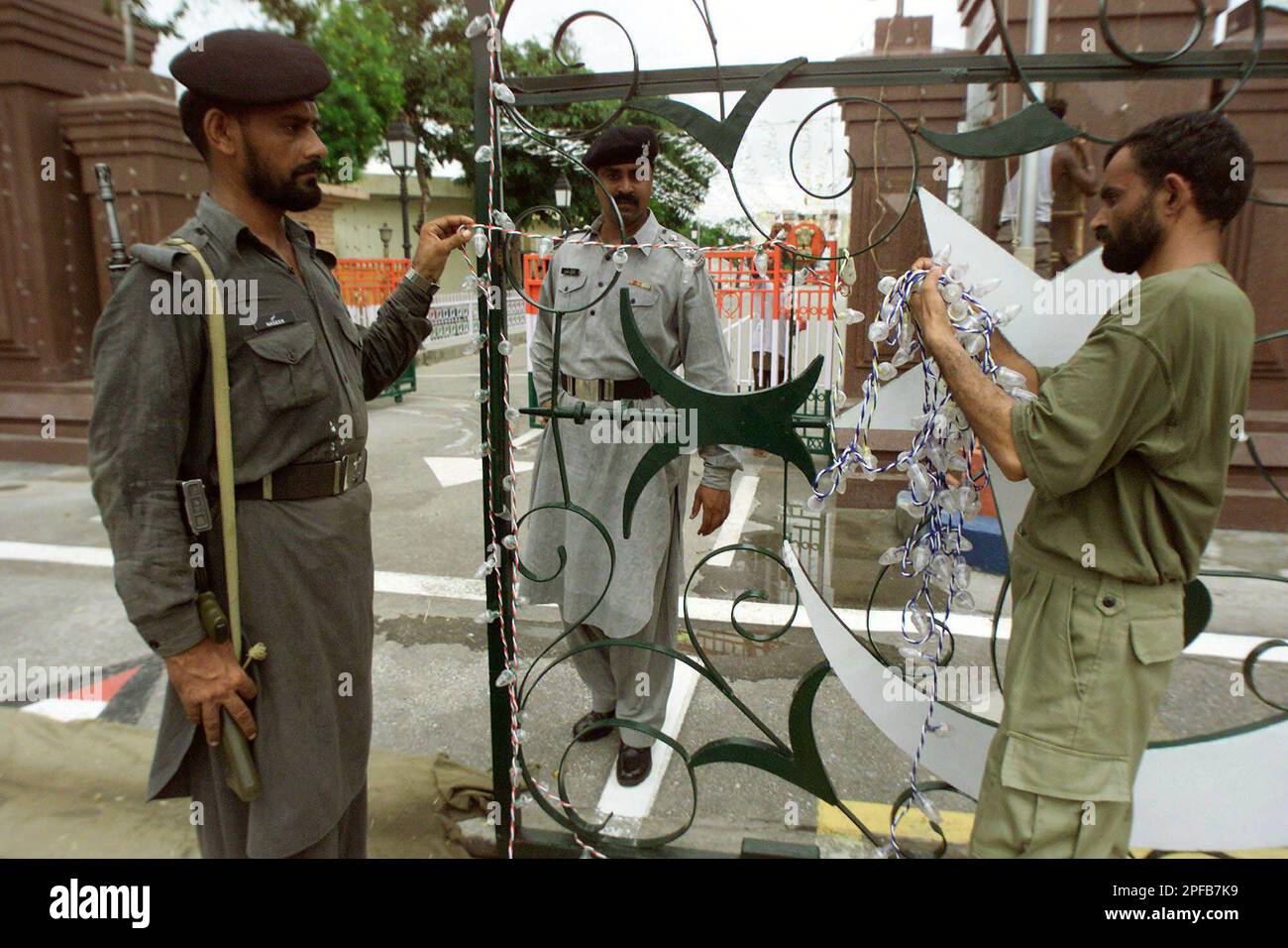 Pakistani soldiers decorate border gate at Pakistan-Indian border at ...