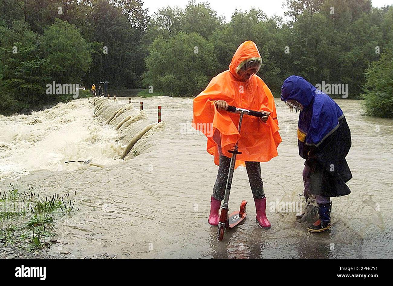 Kinder spielen am Montag, 12. Aug. 2002, im Gemeindegebiet von ...