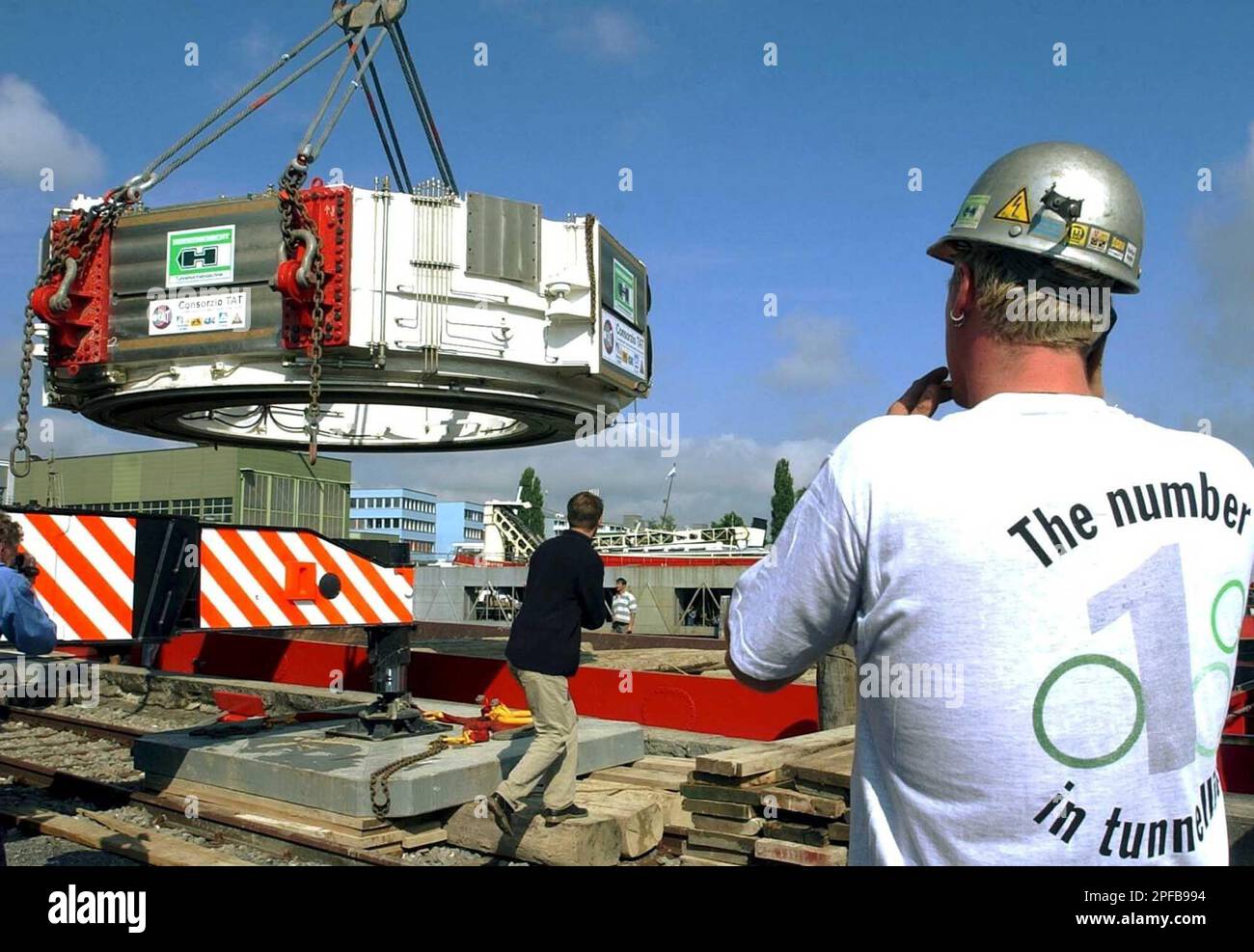 Ein Arbeiter ueberwacht am Donnerstag, 8. Aug. 2002, in der Werft in ...