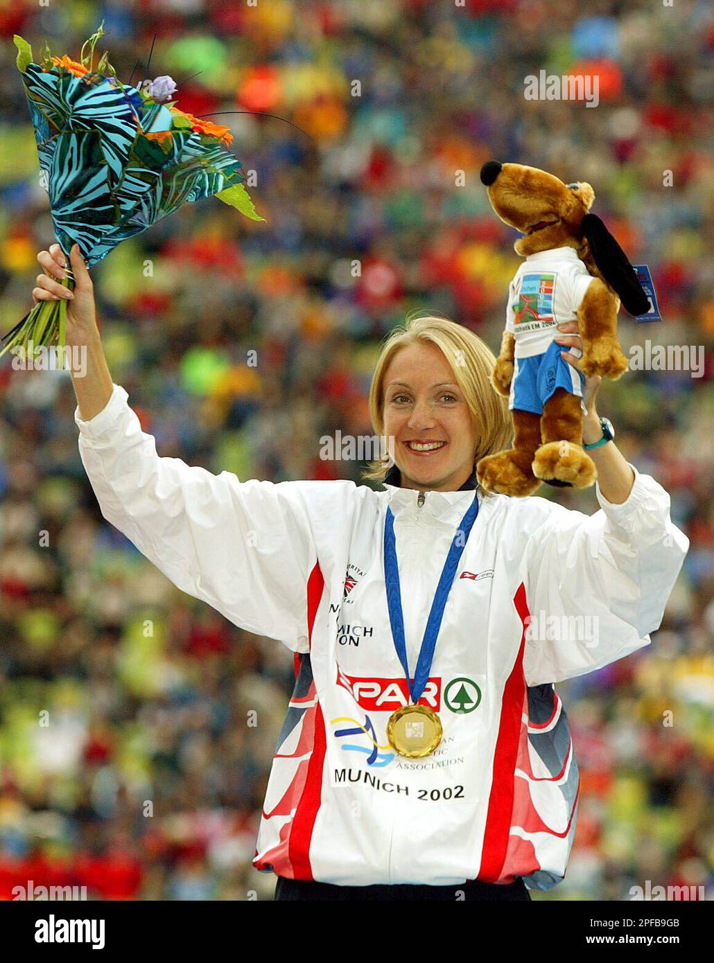 Britain's Paula Radcliffe shows the gold medal she won in the Women's ...