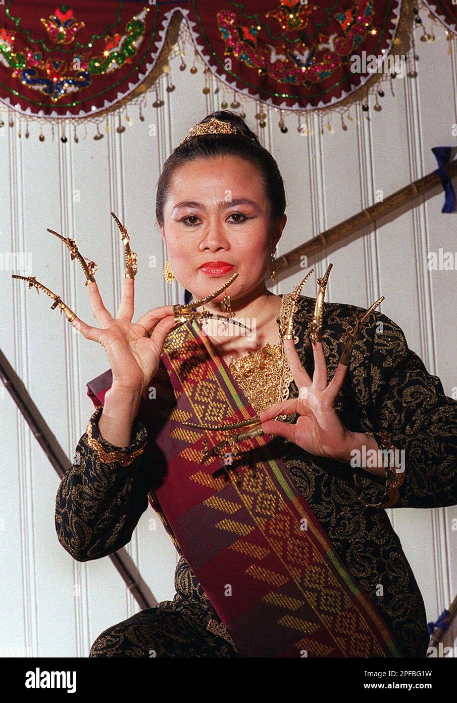 TO GO WITH THE STORY SLUGGED ARTS US PHILIPPINE DANCE -- Potri Ranka ...