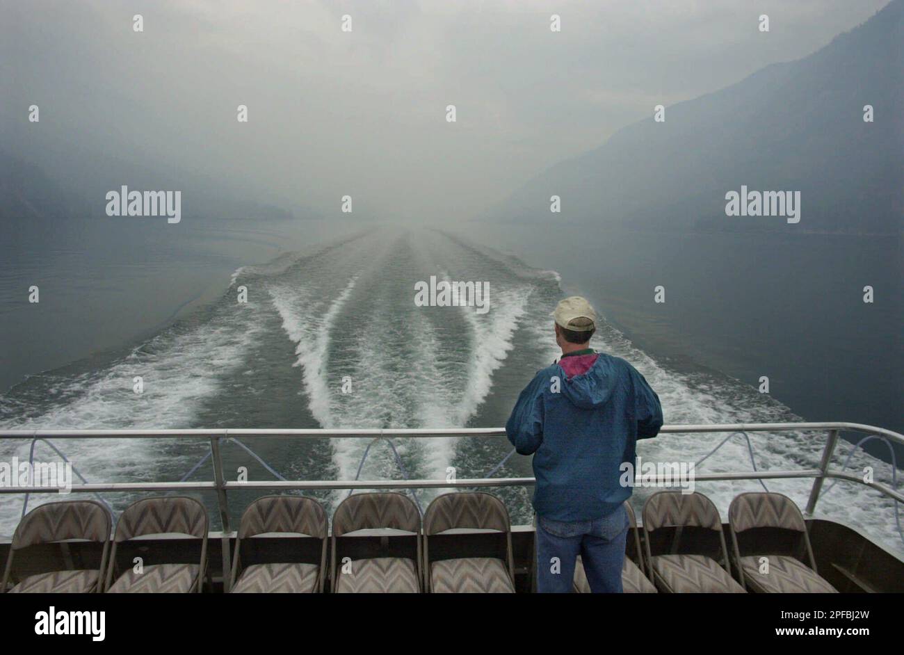 Bruce Byers, of Rutherfordton, N.C., strains to see the Cascade range ...