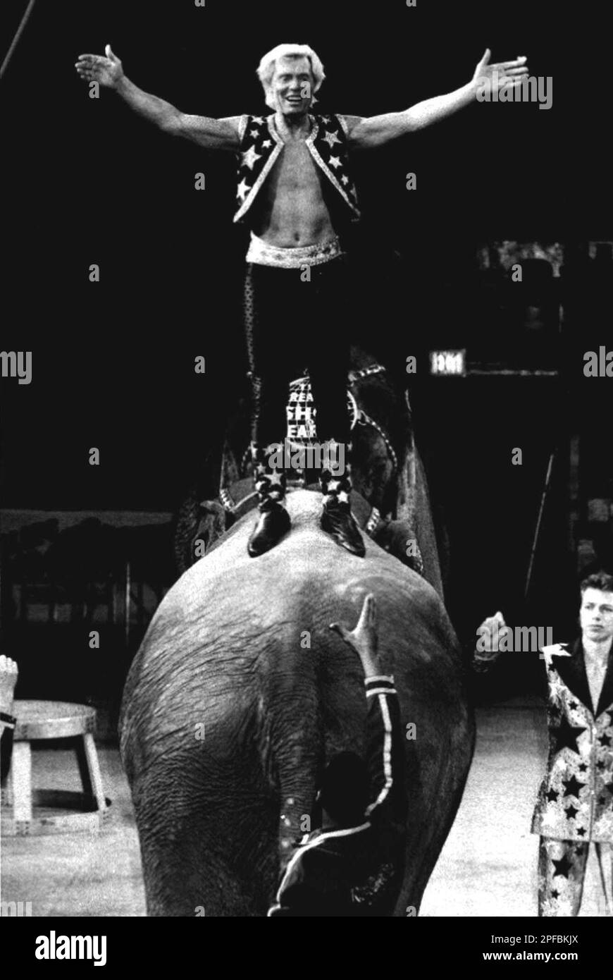 Animal trainer Gunther Gebel-Williams bids farewell during his last New ...