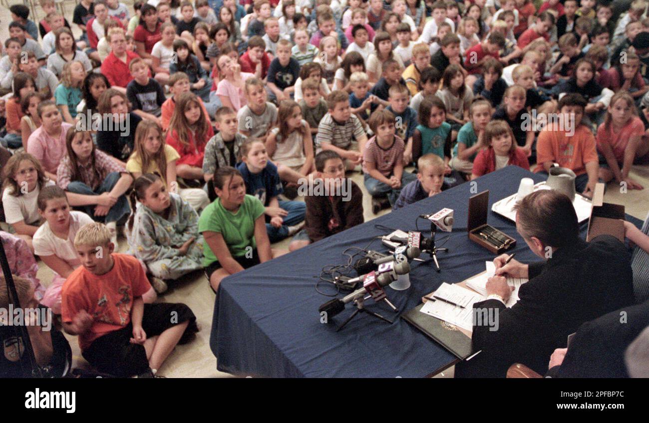 Missouri Gov. Bob Holden signs Jake's Law in front of a sea of Glendale ...