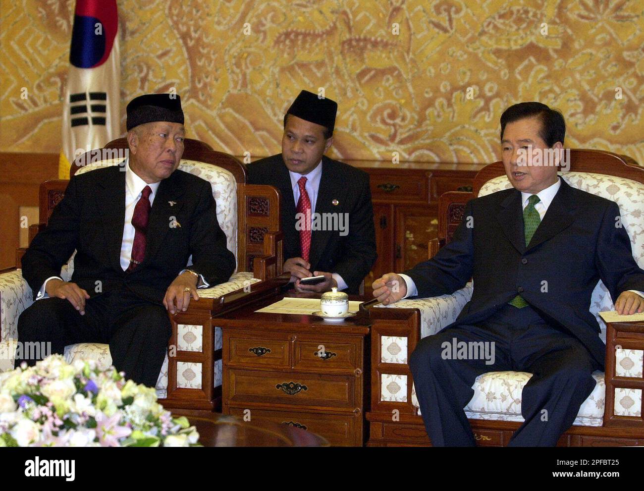 Malaysian King Sultan Salahuddin Abdul Aziz Shah, left, talks with ...