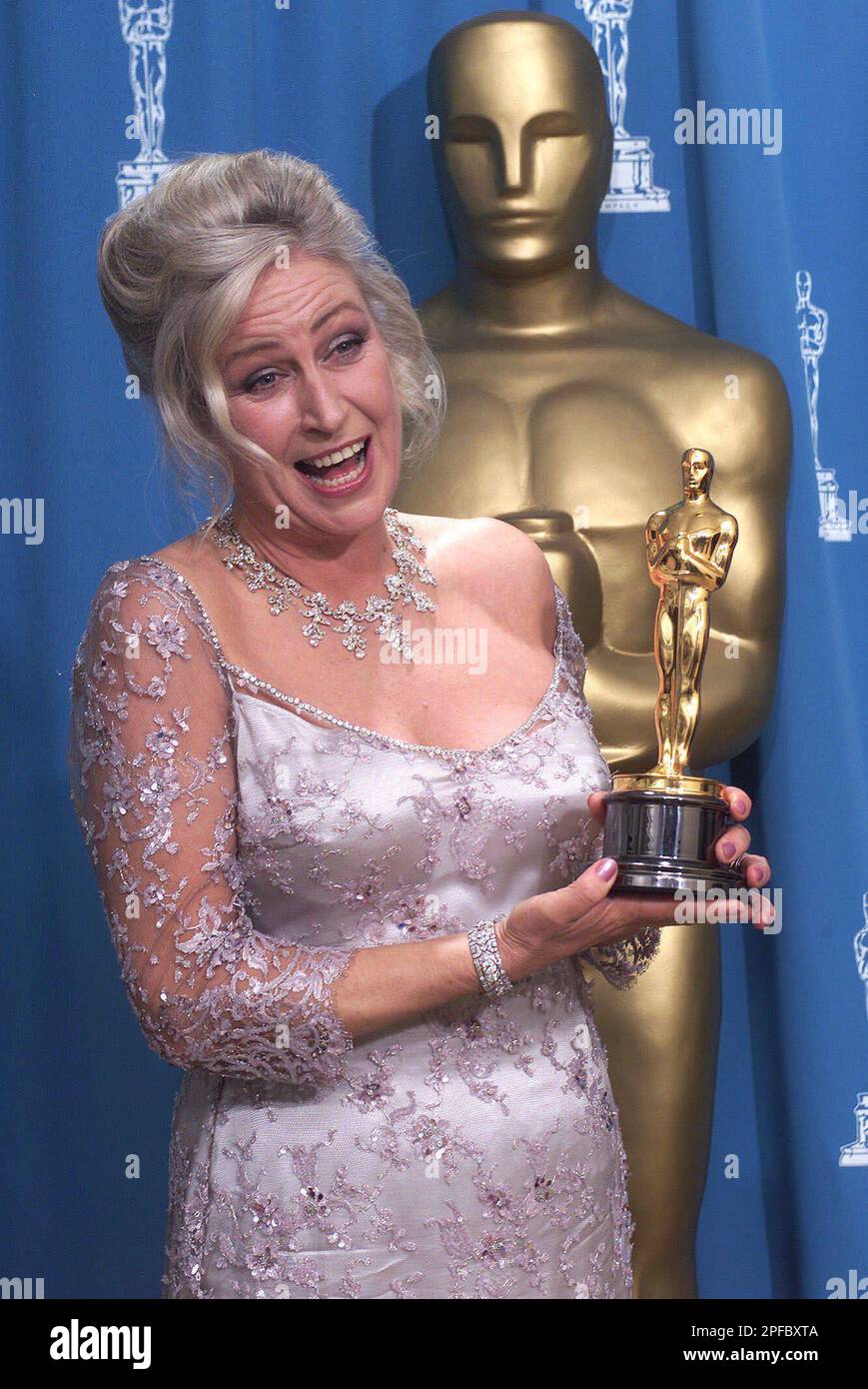 Janty Yates poses backstage with her Oscar for best achievement in ...