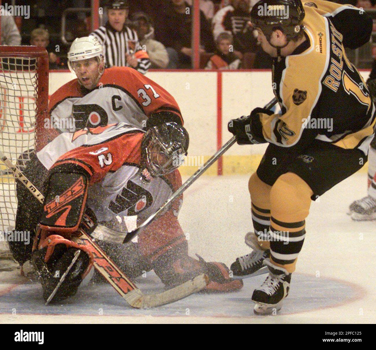 Boston Bruins' Brian Rolston (12) scores past Philadelphia Flyers ...