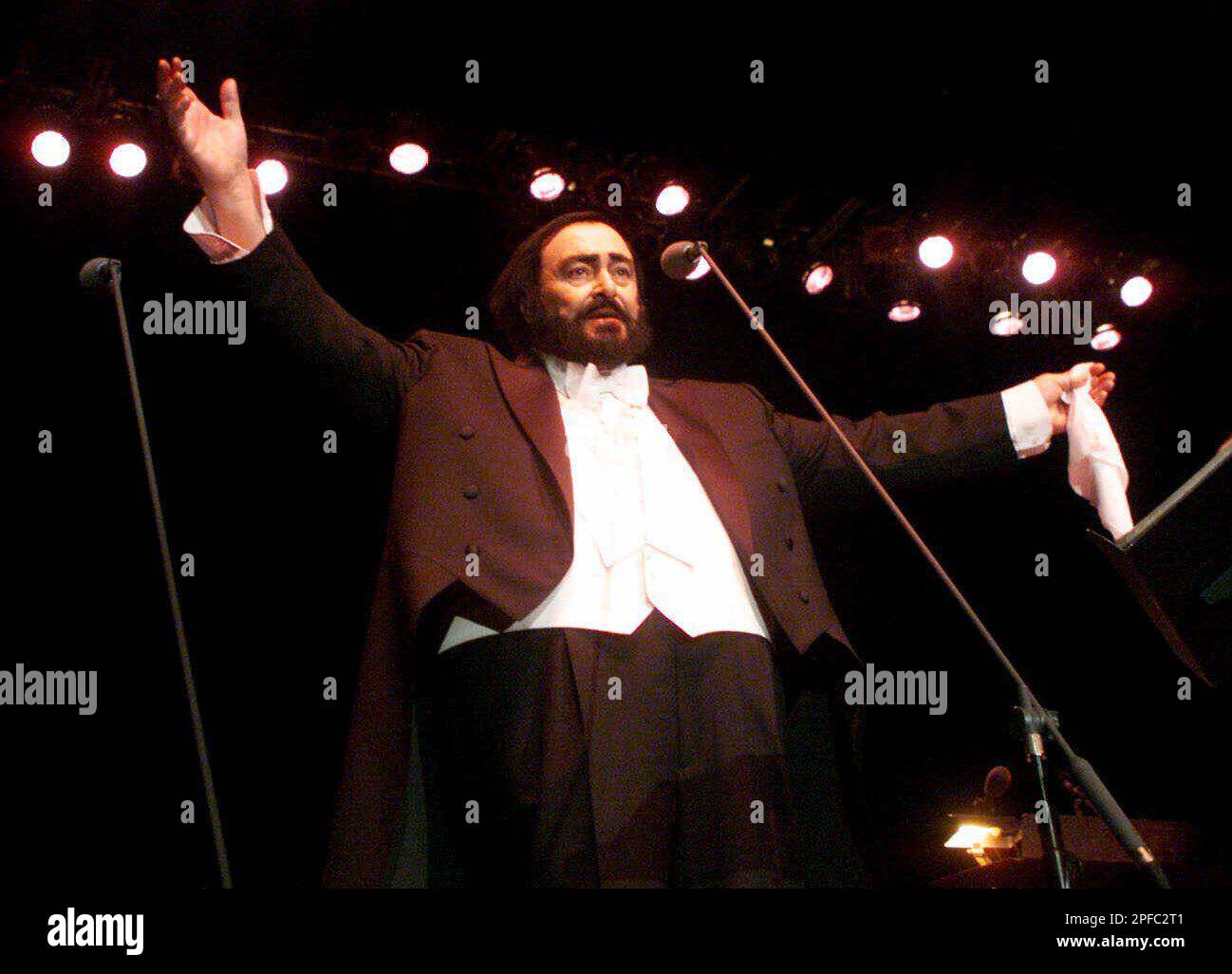 Luciano Pavarotti performs Saturday, Feb.3, 2001, in a make up concert ...
