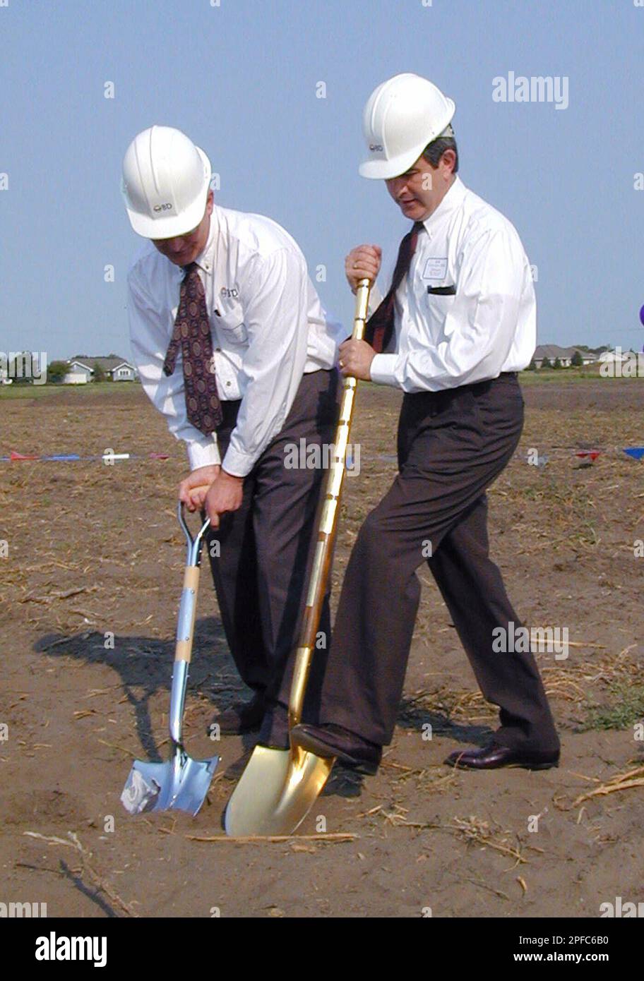 Becton-Dickinson Columbus plant manager Larry Zach, left, and Neb. Gov ...