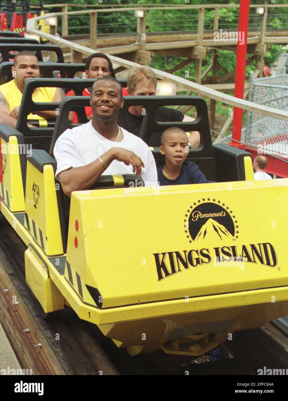 Cincinnati Reds' outfielder Ken Griffey, Jr., front left, smiles as he ...