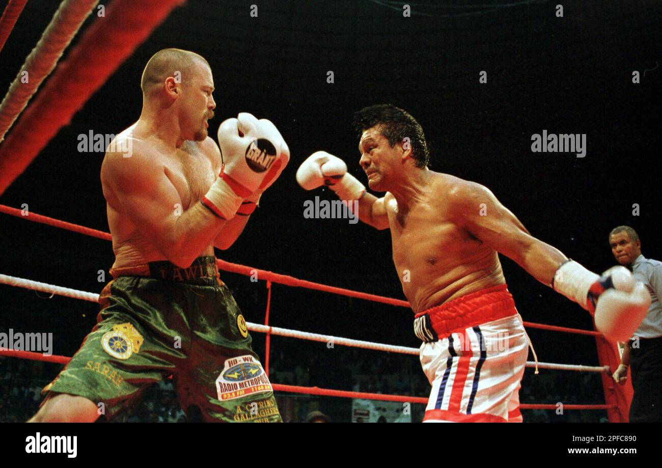 Veteran Panamanian boxer Roberto Duran, right, charges Pat Lawlor ...