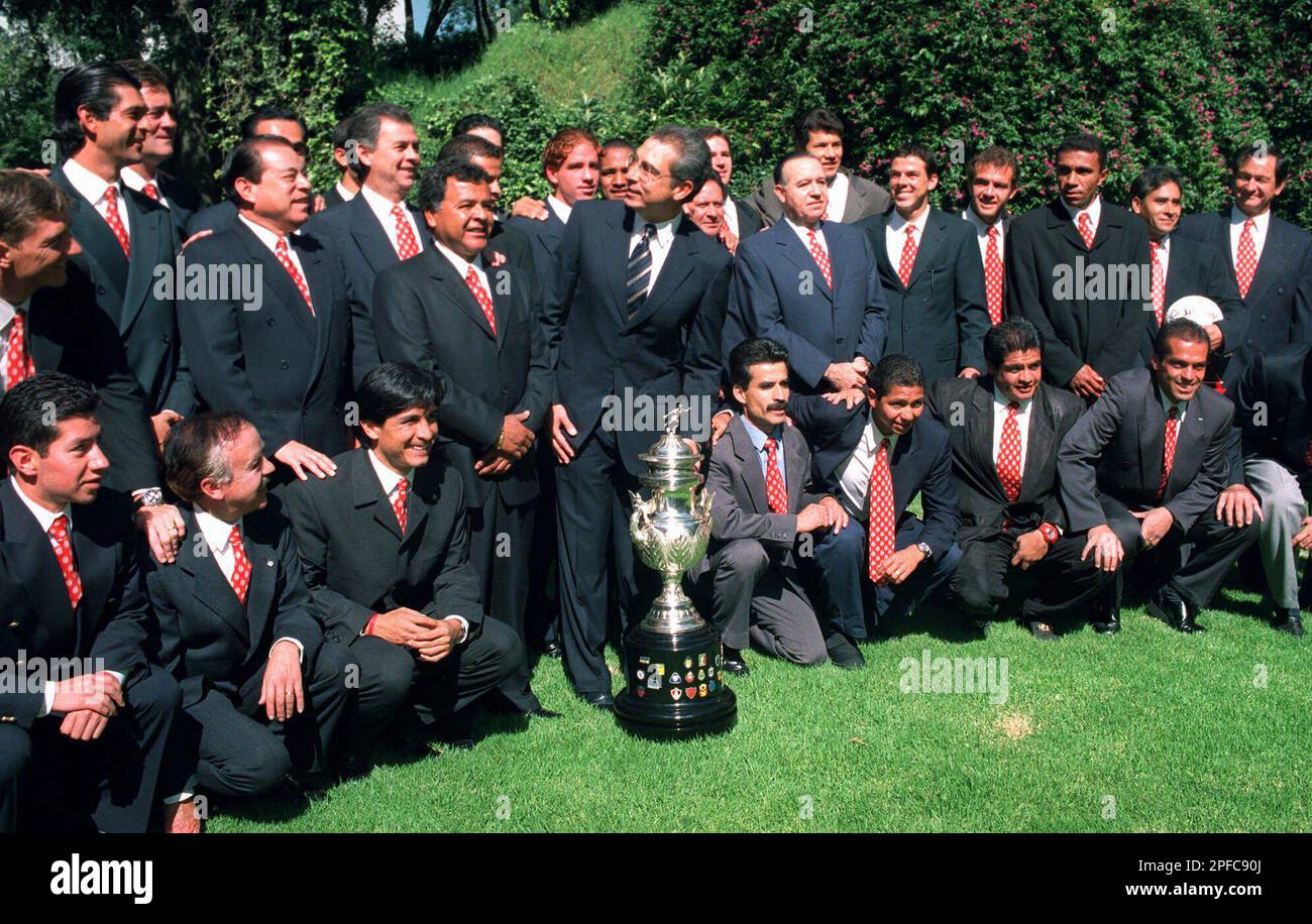 Mexican President Ernesto Zedillo, center, poses with the Diablos Rojos ...