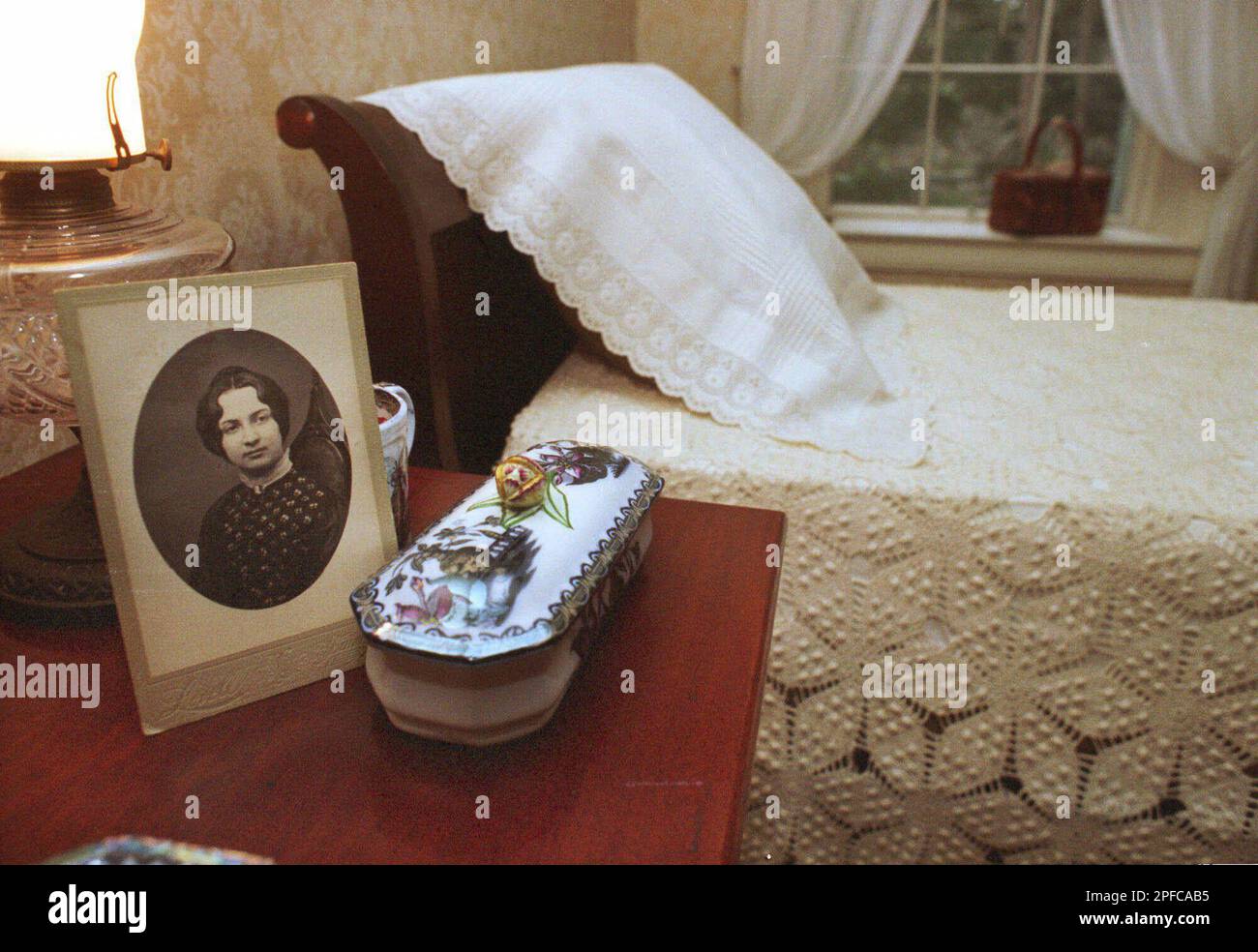 This is a 1999 photo showing the bedroom of poet Emily Dickinson at her ...
