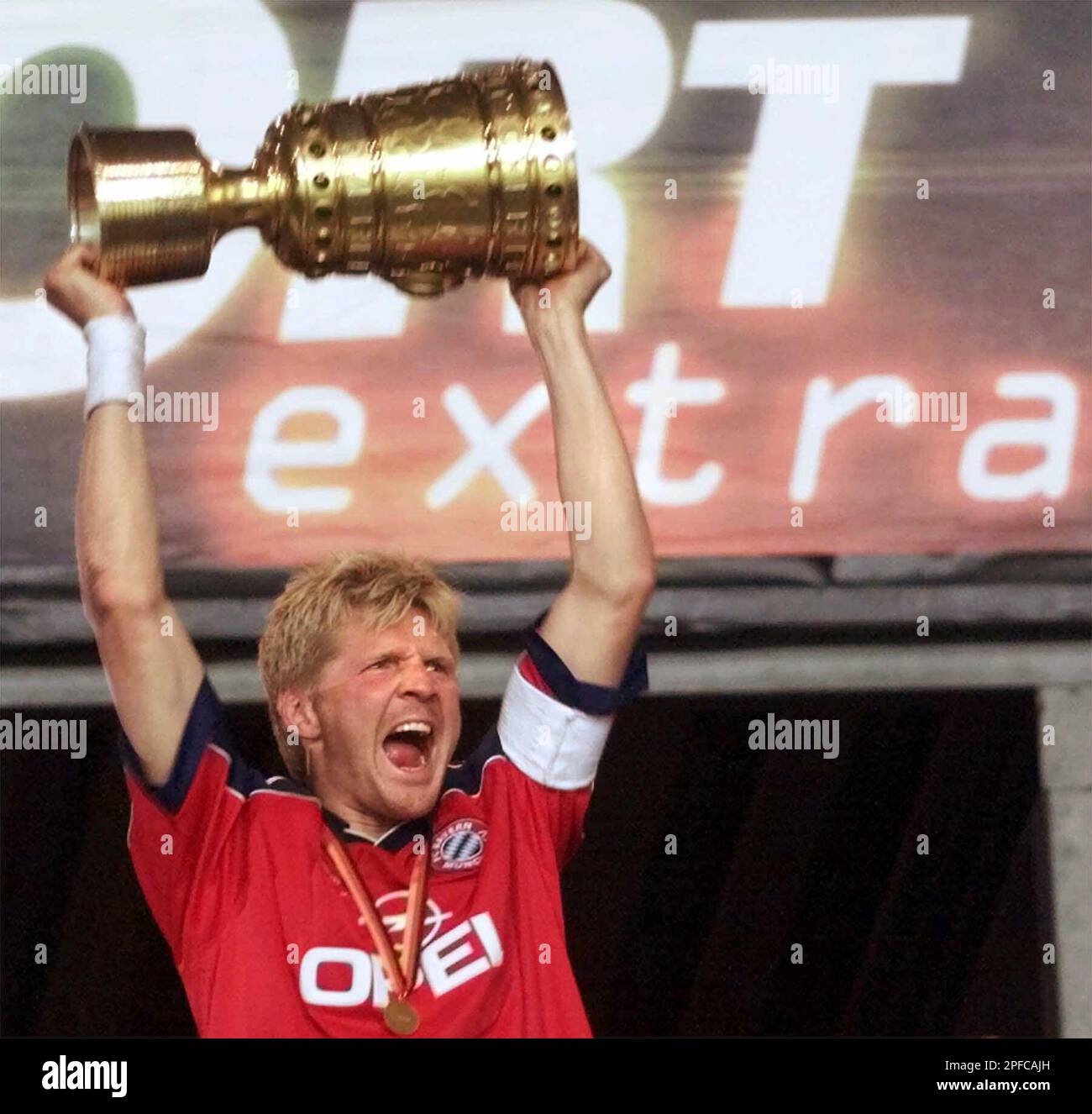 RERUN TO PROVIDE ALTERNATIVE CROPPING --- Bayern Munich's captain ...