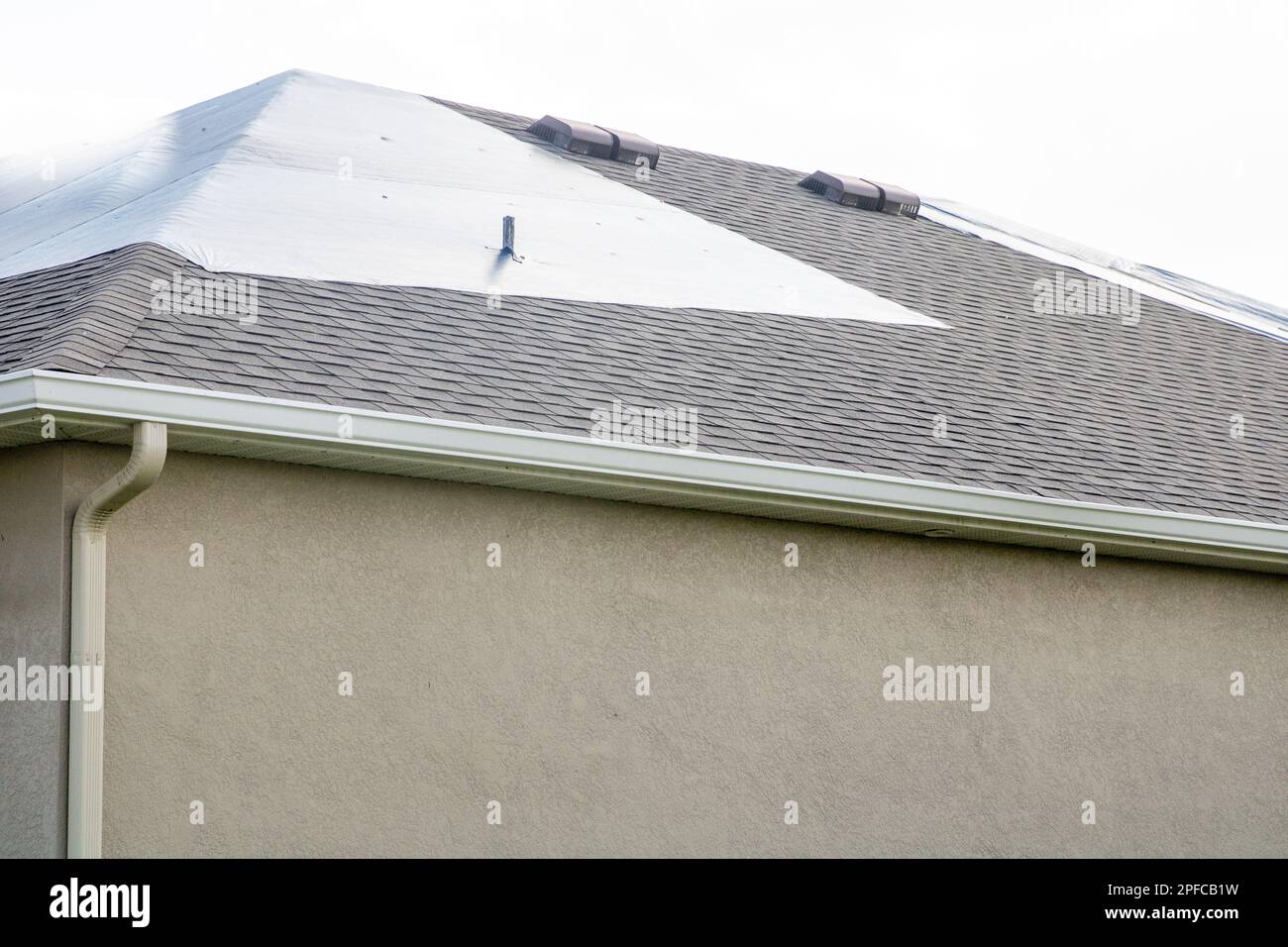 Tarped roof hi-res stock photography and images - Alamy