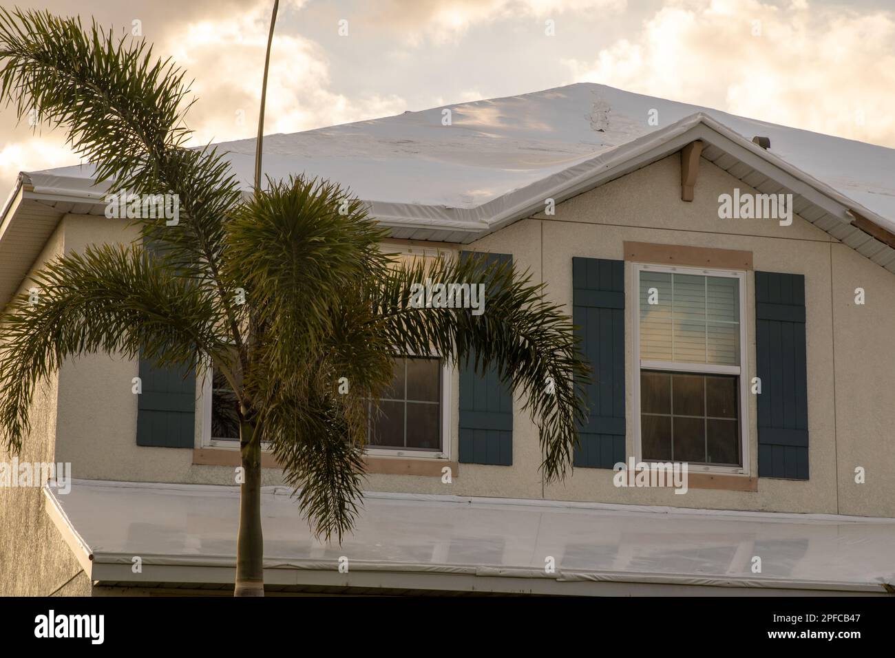 House tarped after Hurricane Ian Stock Photo - Alamy
