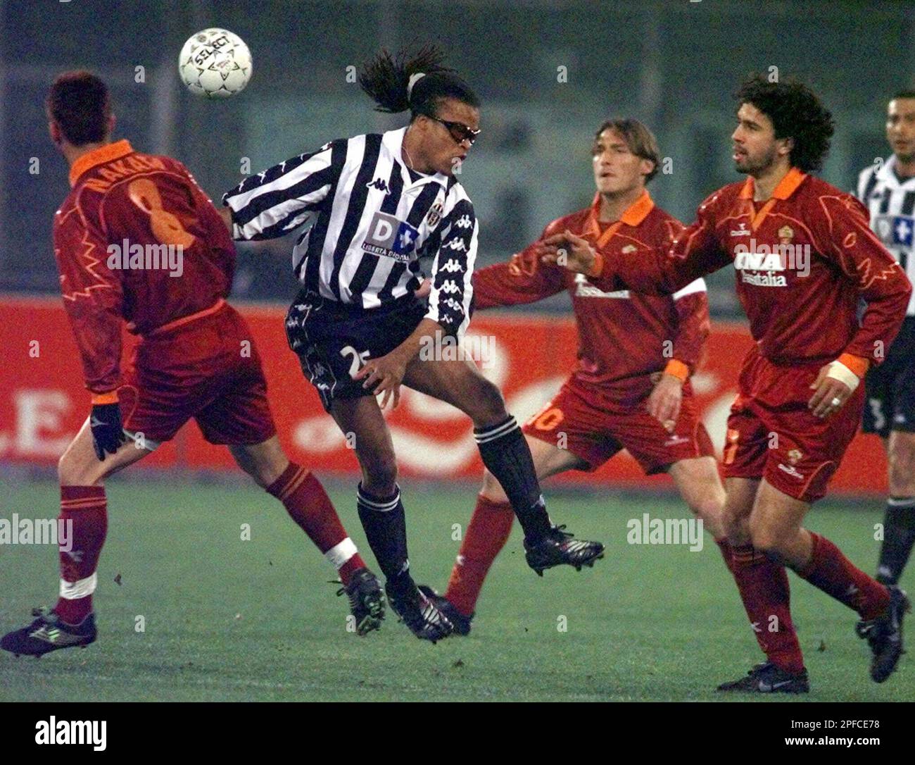 Juventus' Dutch midfielder Edgar Davids, center, is surrounded by Roma ...