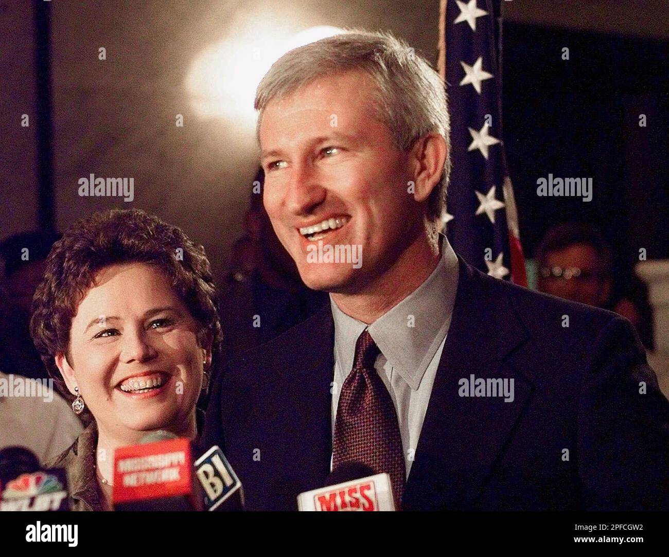 Then Gov.-elect Ronnie Musgrove and wife Melanie, enjoy the applause ...