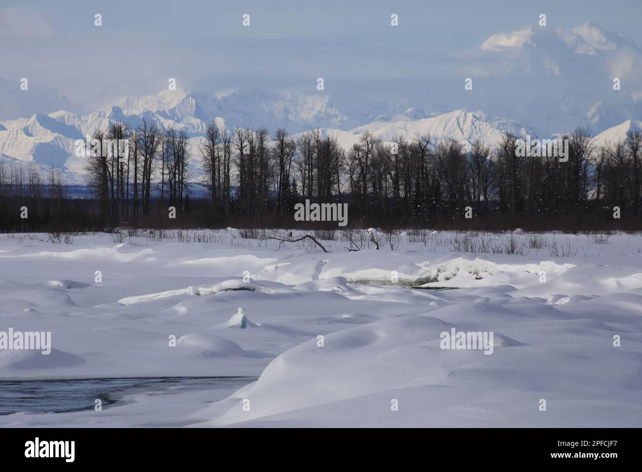 Alaska mountains snow peaks river hi-res stock photography and images ...