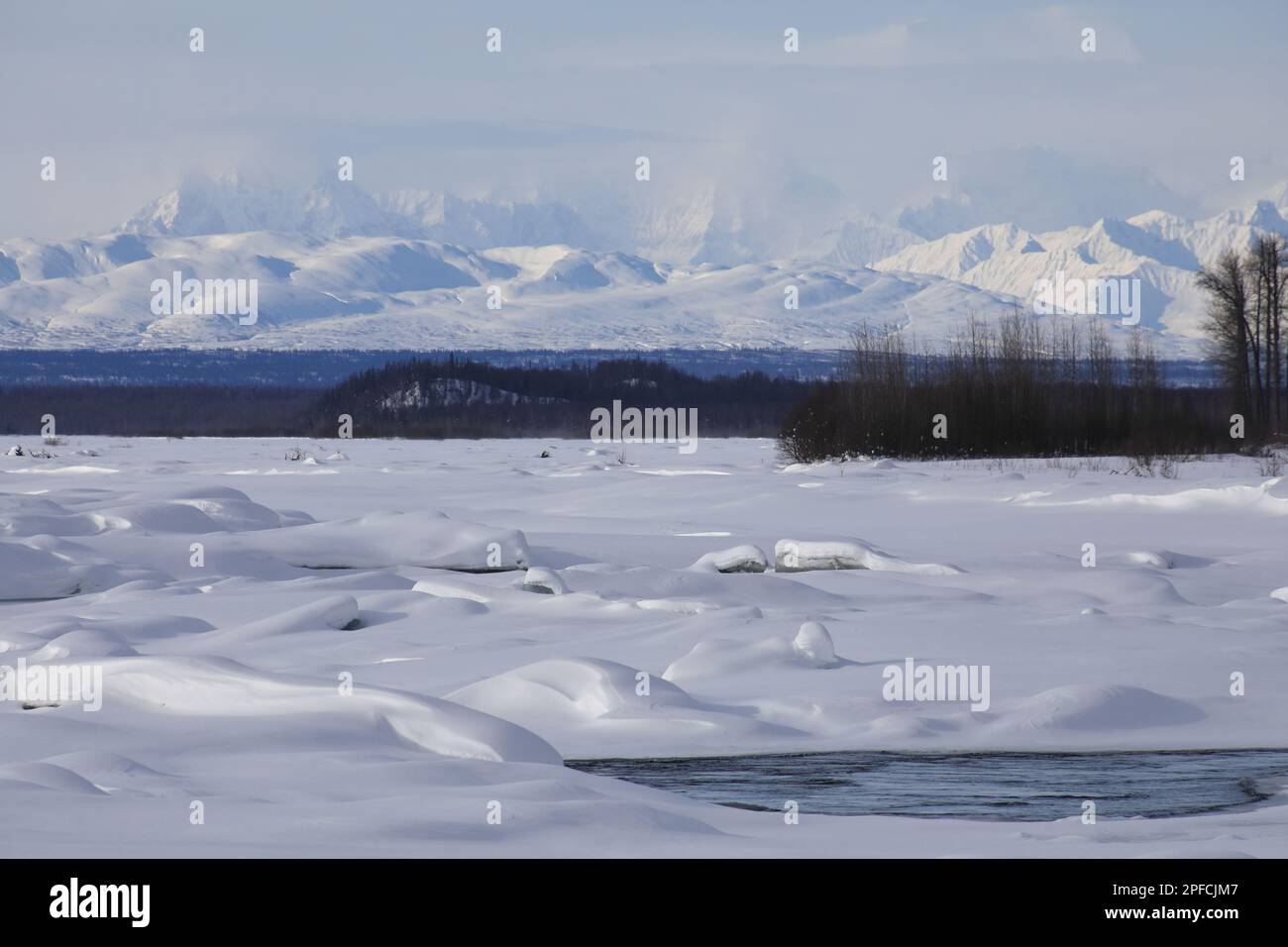 Alaska mountains snow peaks river hi-res stock photography and images ...
