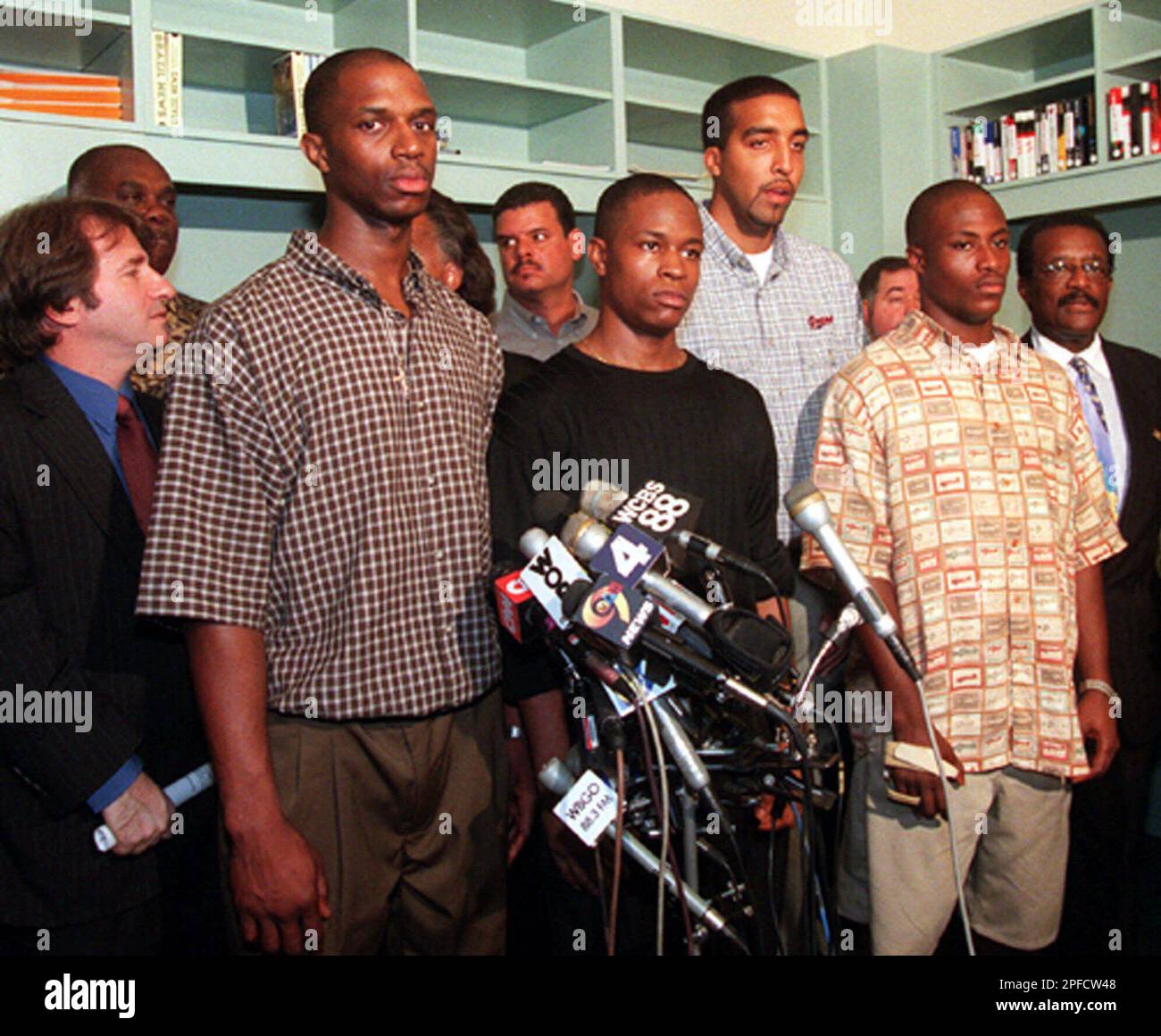 Attorneys Barry Scheck, left, and Johnnie Cochran, right, flank their ...