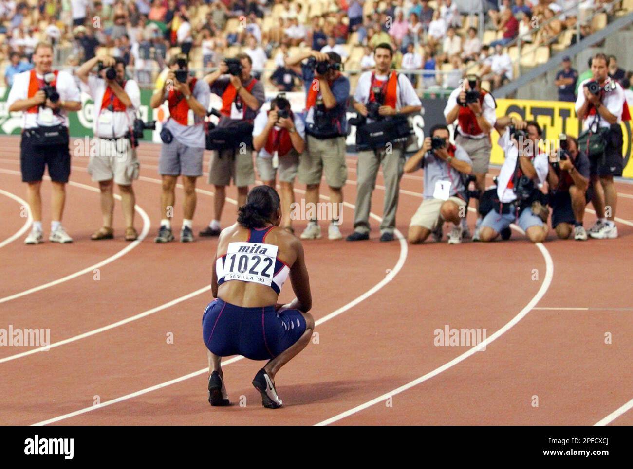 Marion Jones of the United States poses for photographers after winning ...