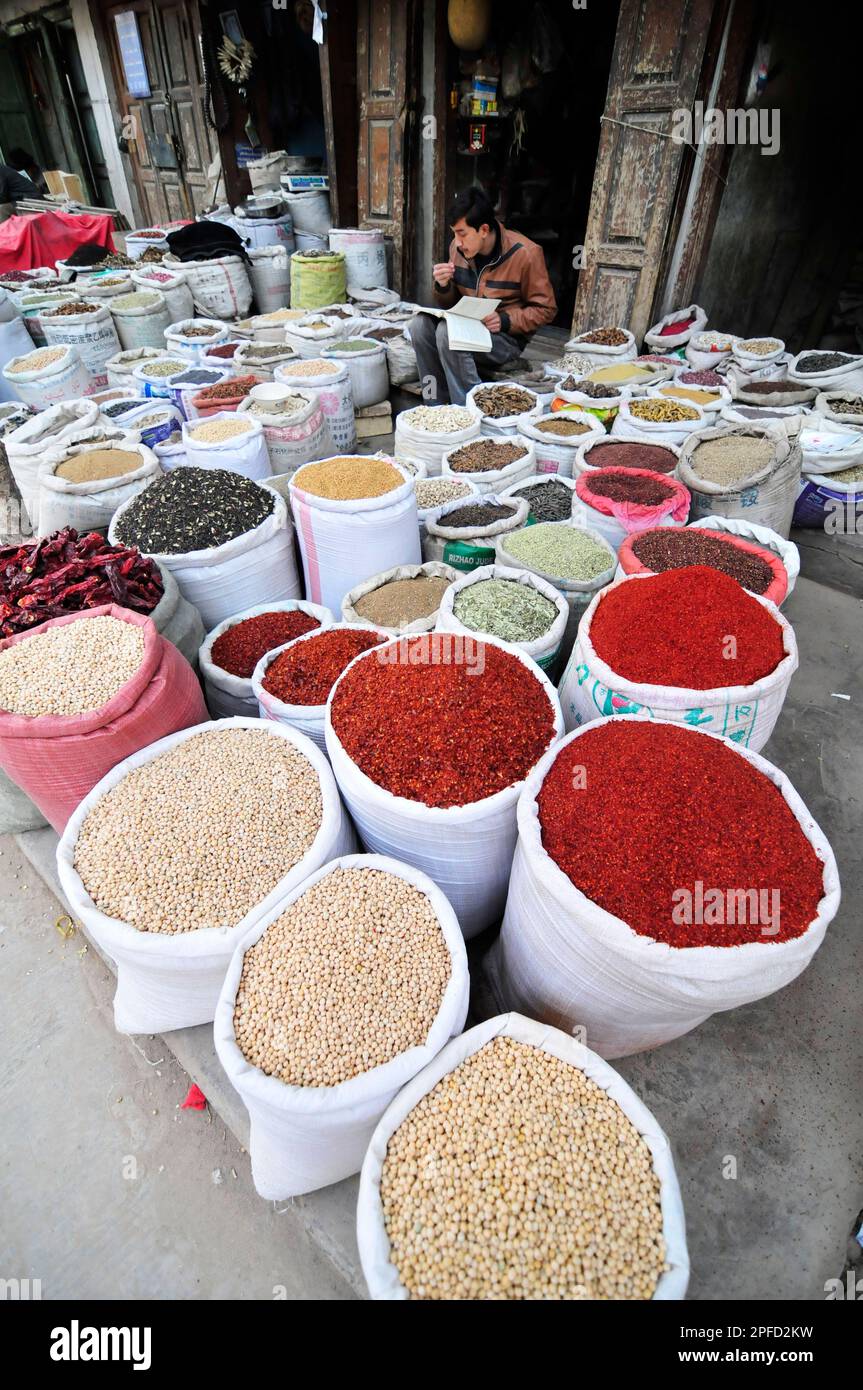 A colorful spice shop in the old city of Kashgar, Xinjiang, China Stock ...