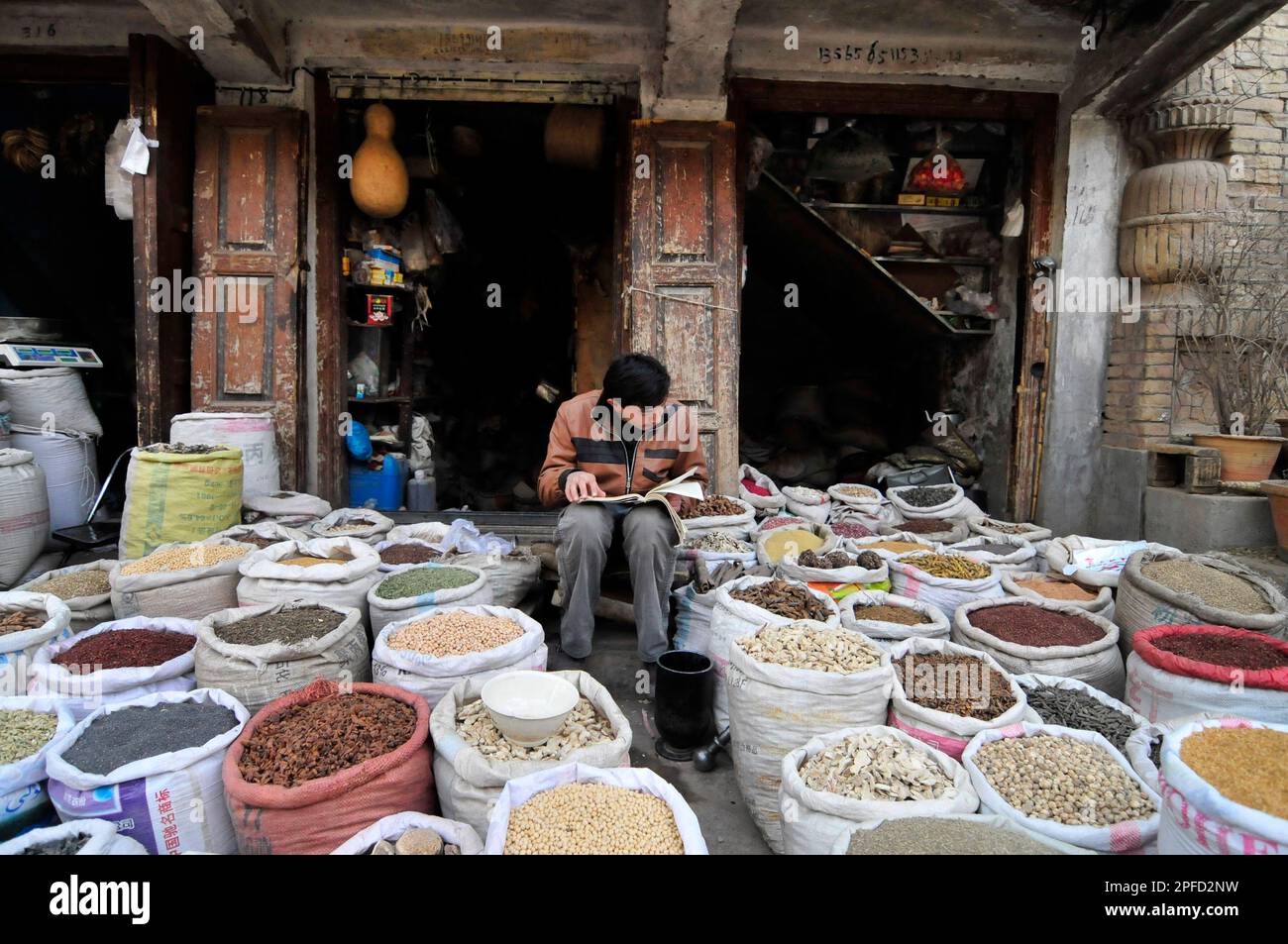 A colorful spice shop in the old city of Kashgar, Xinjiang, China Stock ...