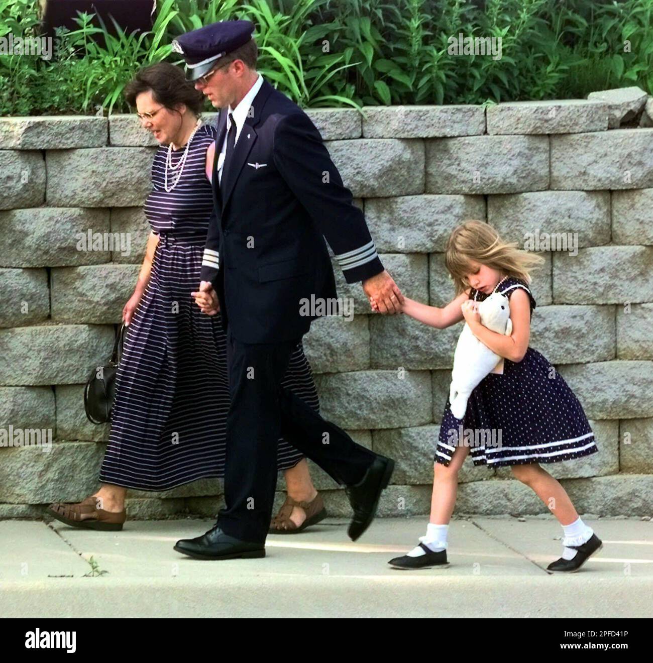 An American Airlines pilot arrives with his family to the memorial ...