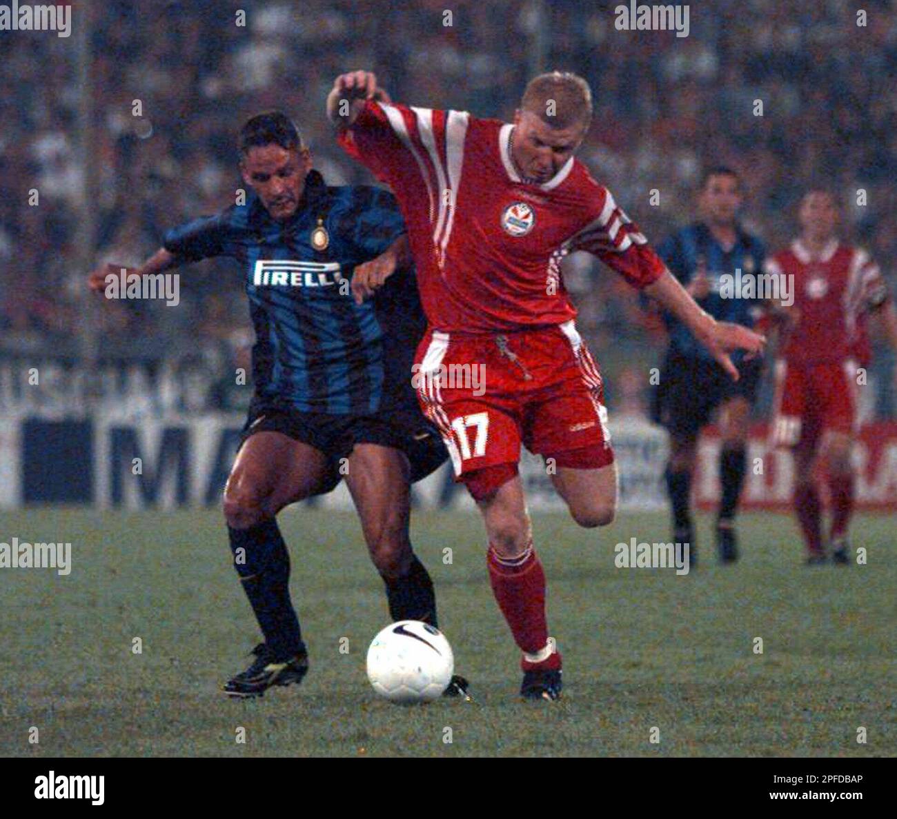 Italian ace Roberto Baggio of Inter of Milan, at left, in action ...