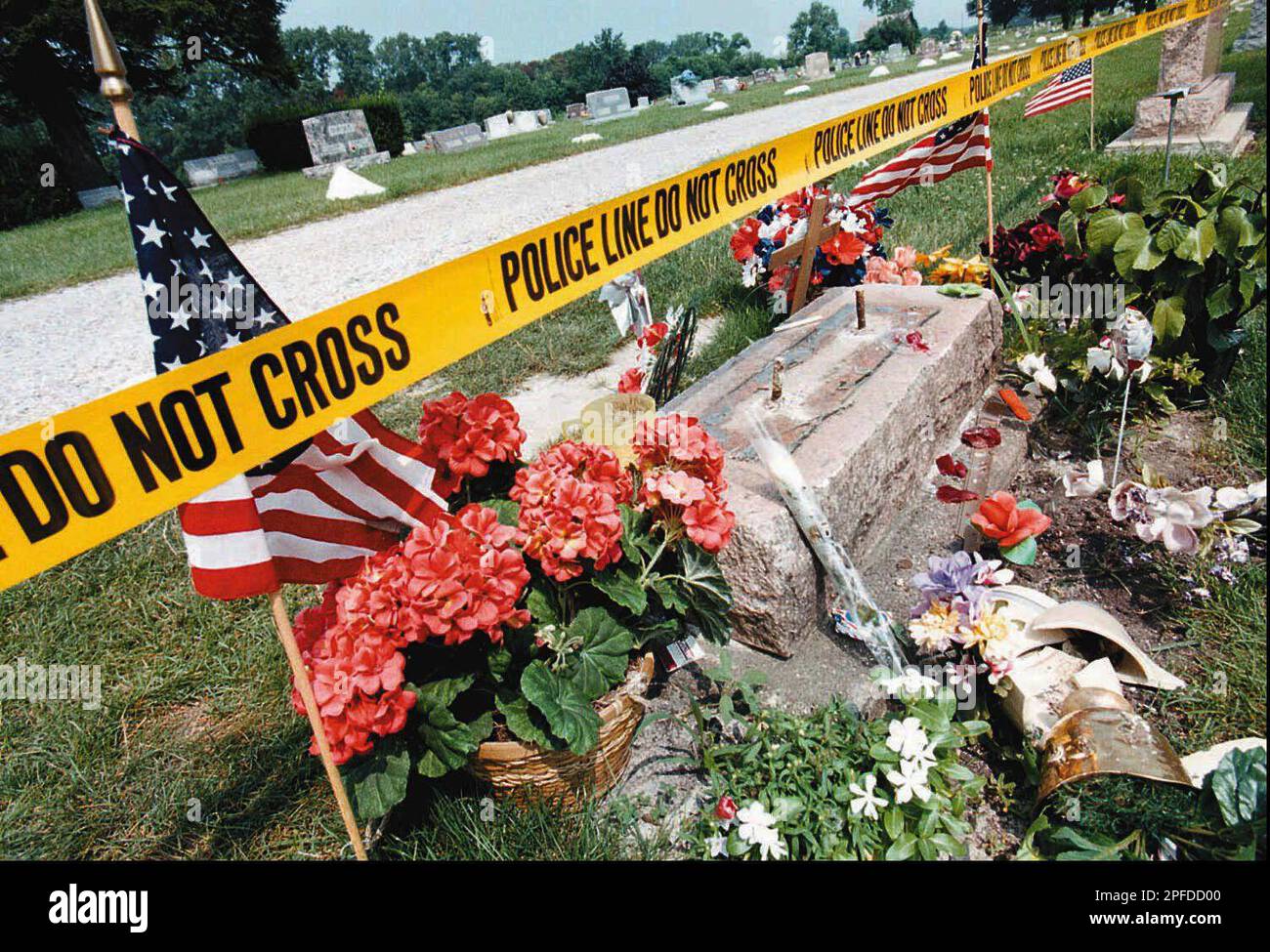 Police tape marks the grave of Hollywood legend James Dean in Fairmount ...