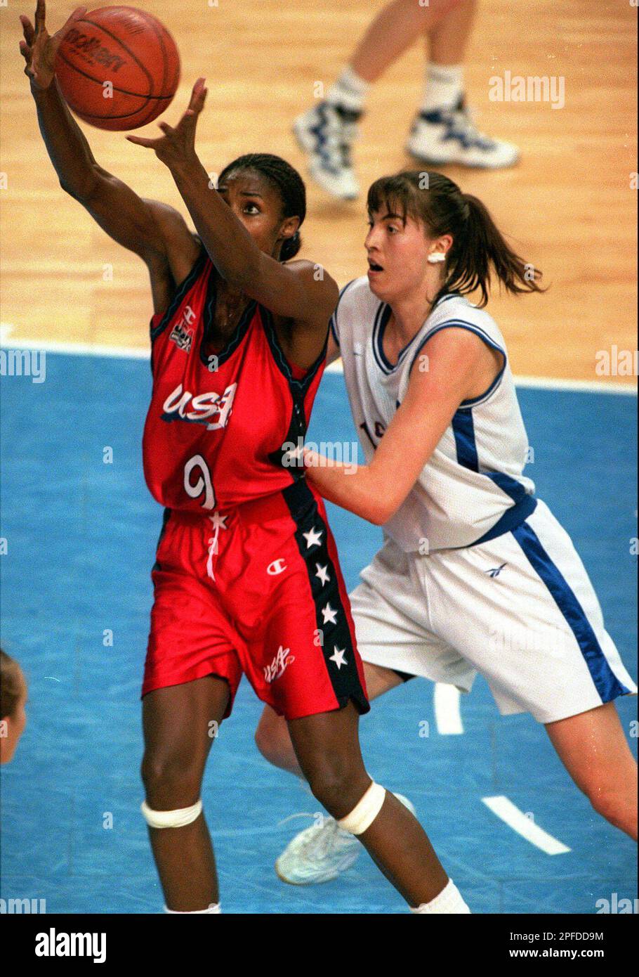 Lisa Leslie from the United States and Elena Baranova from Russia in ...