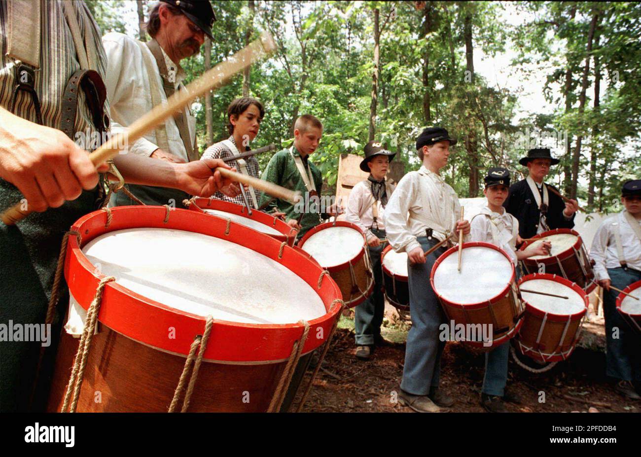 The Mifflin Guard Fife and Drums Corp., from Ireland, rally the troops ...