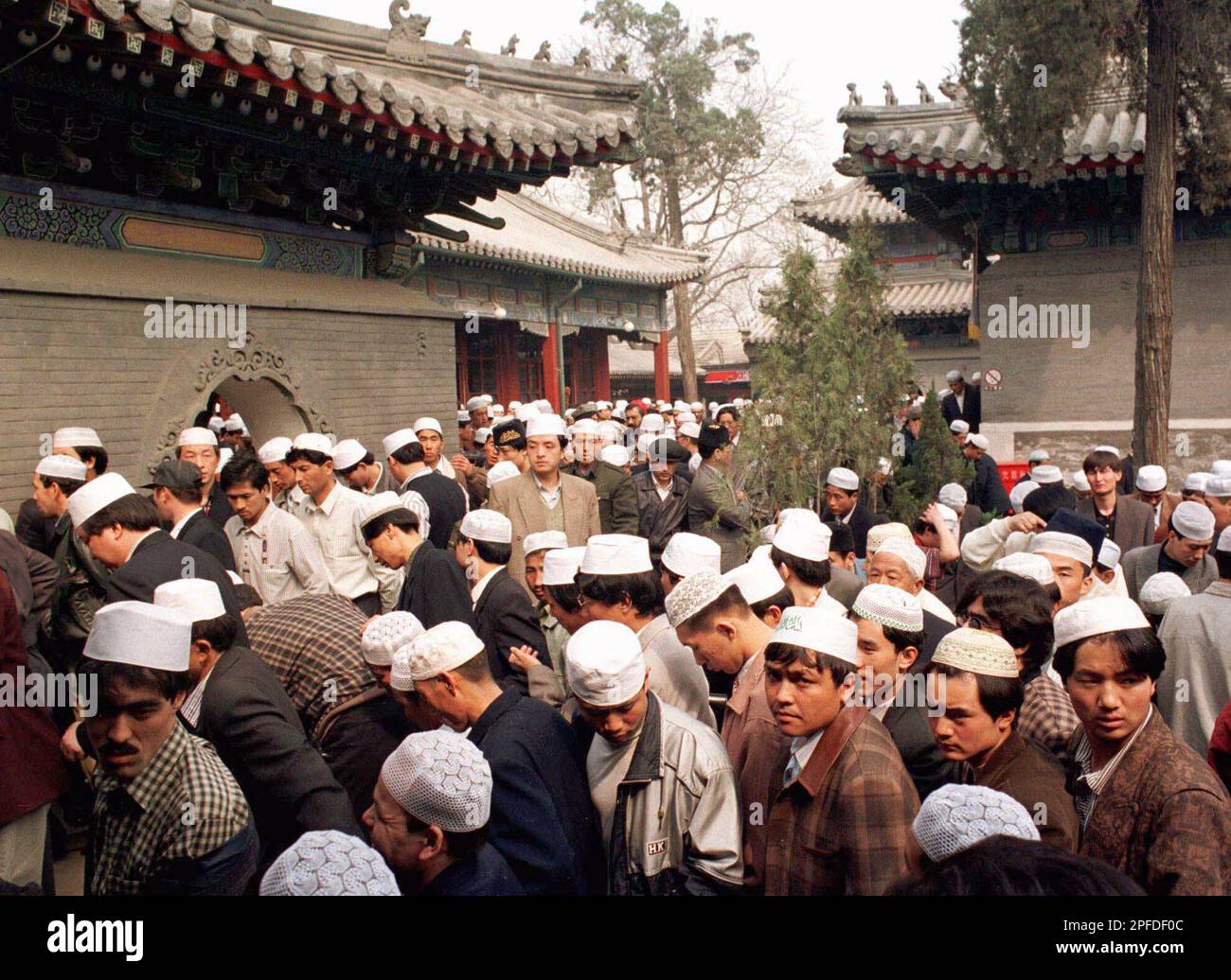 Chinese Muslims crowd Beijing's Niujie Mosque during the Corban ...